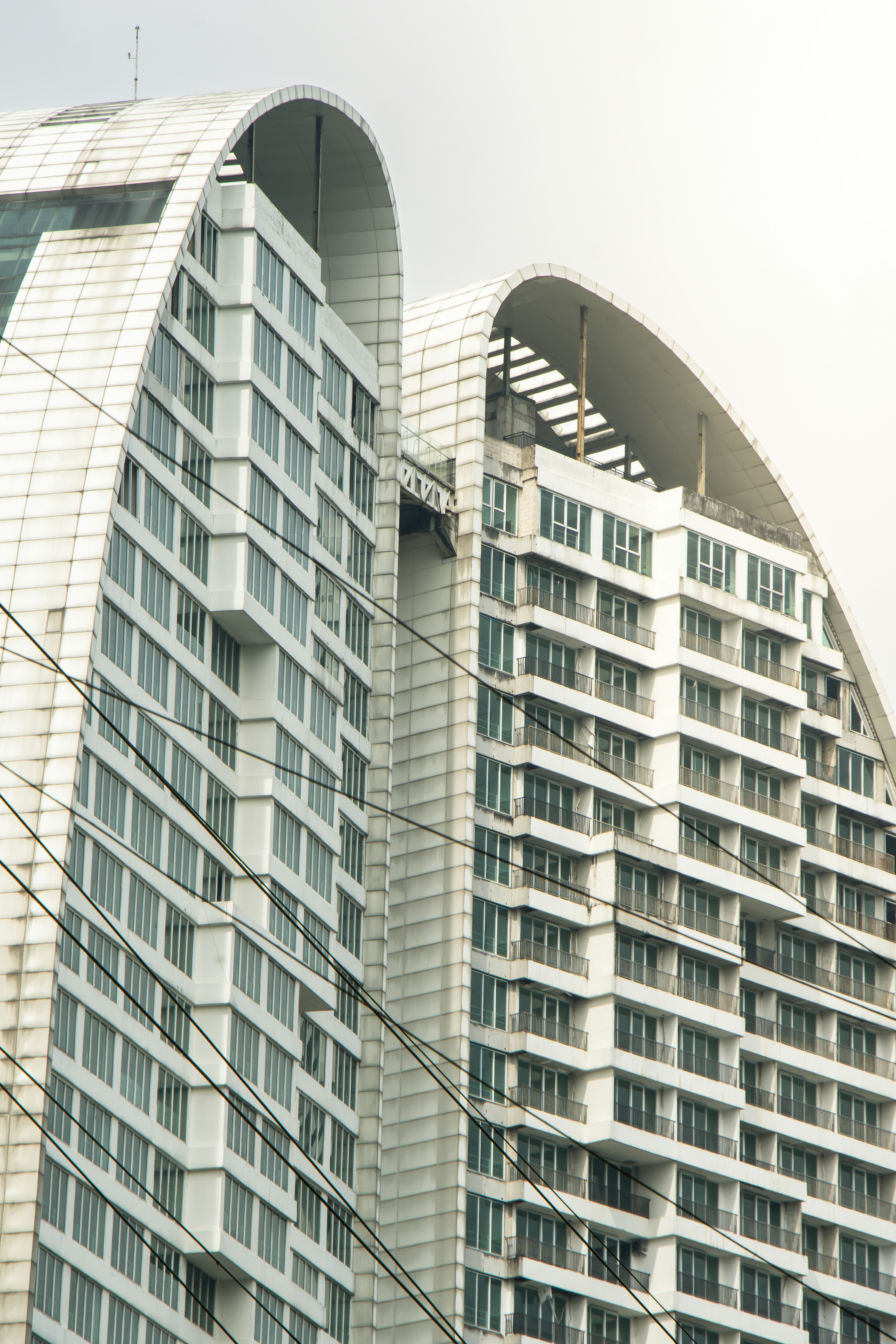 Skyline Arc: A Curved Roof Crown over a Grid of Windows