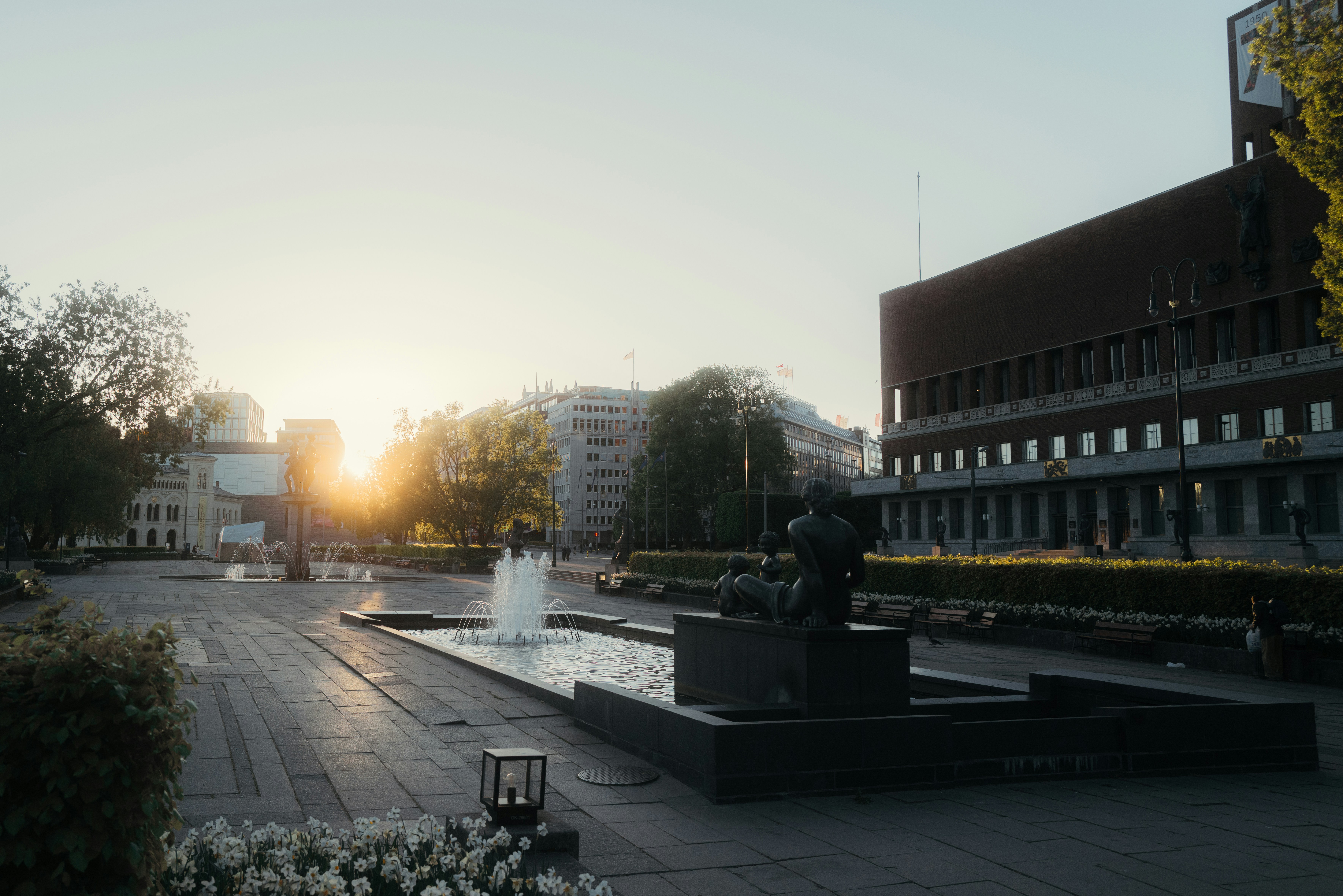 Sunlit urban square with fountain and buildings. photo – Free Building ...