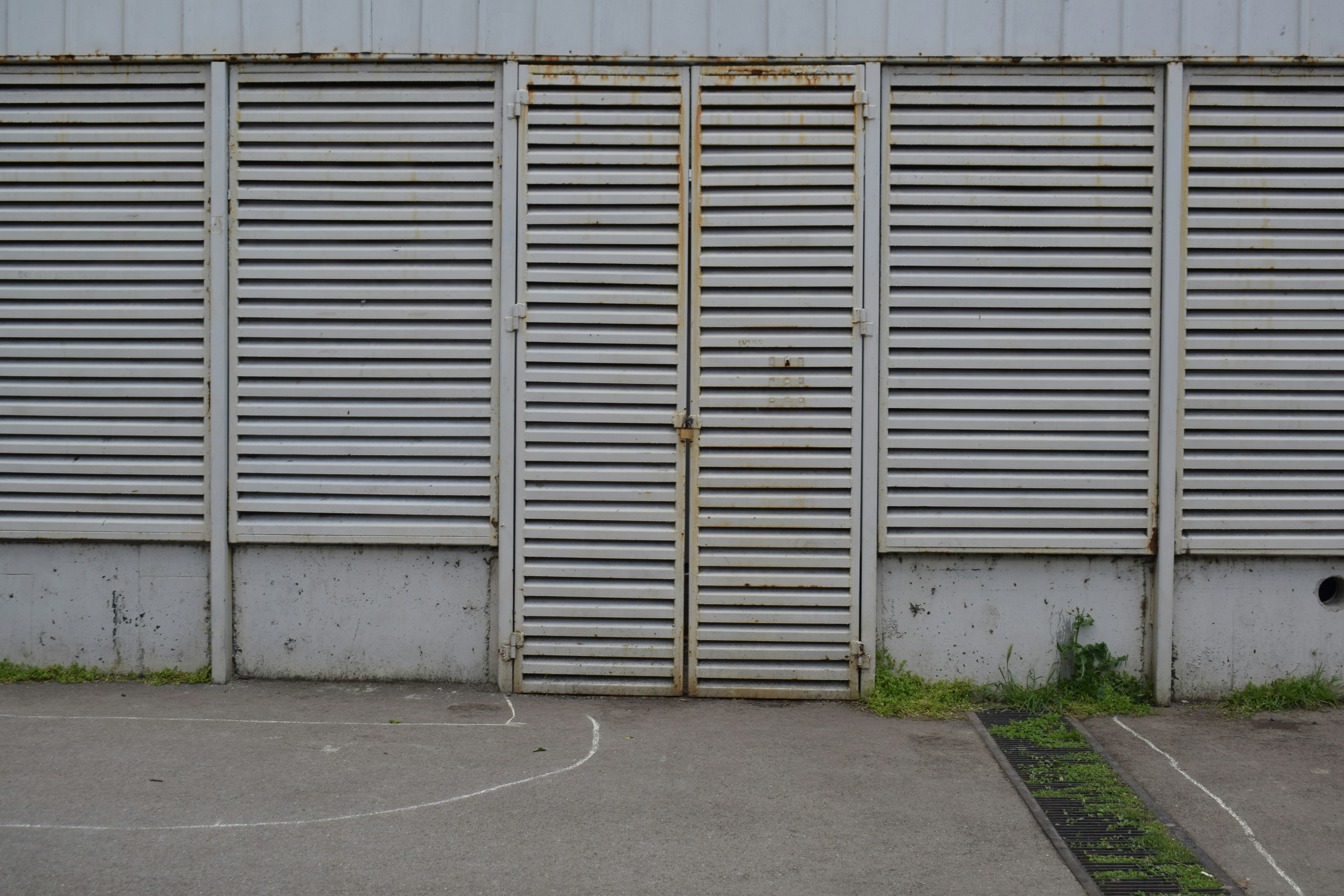 Vertical Slats, Concrete Silence: a symmetrical industrial façade