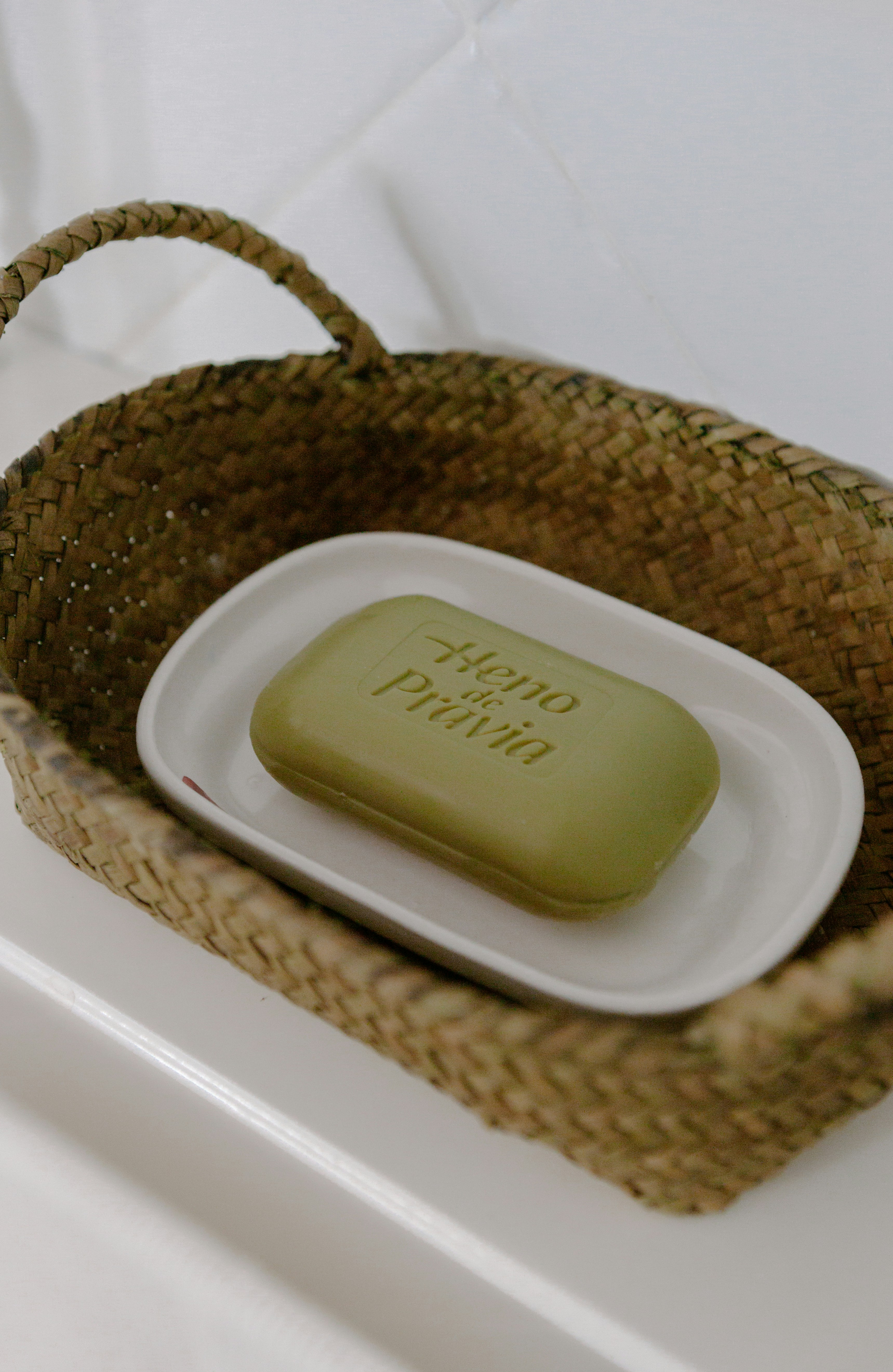 Soap bar in a white dish, inside a woven basket. photo – Free Plate Image on Unsplash