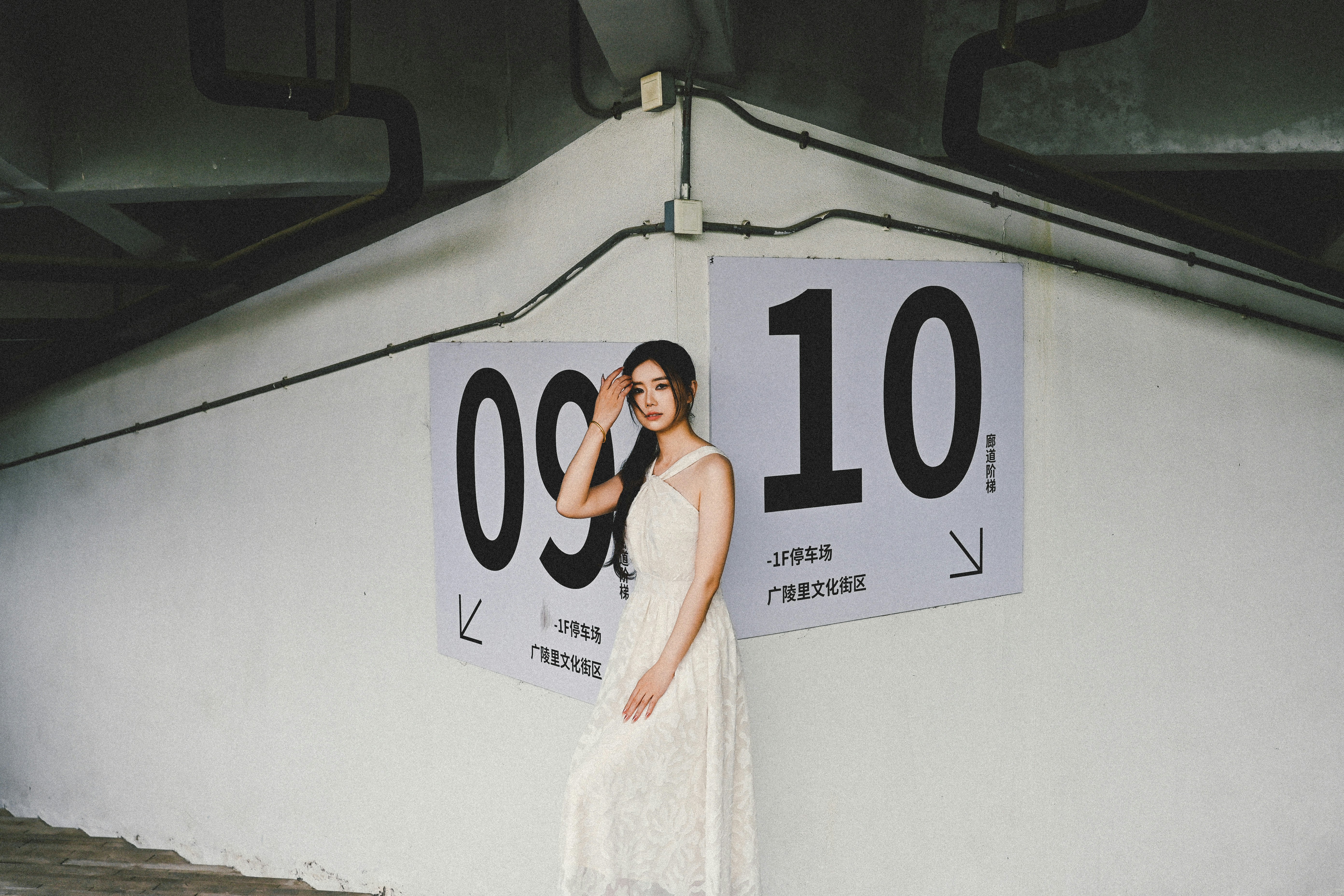 A woman poses by numbers. photo – Free Woman Image on Unsplash