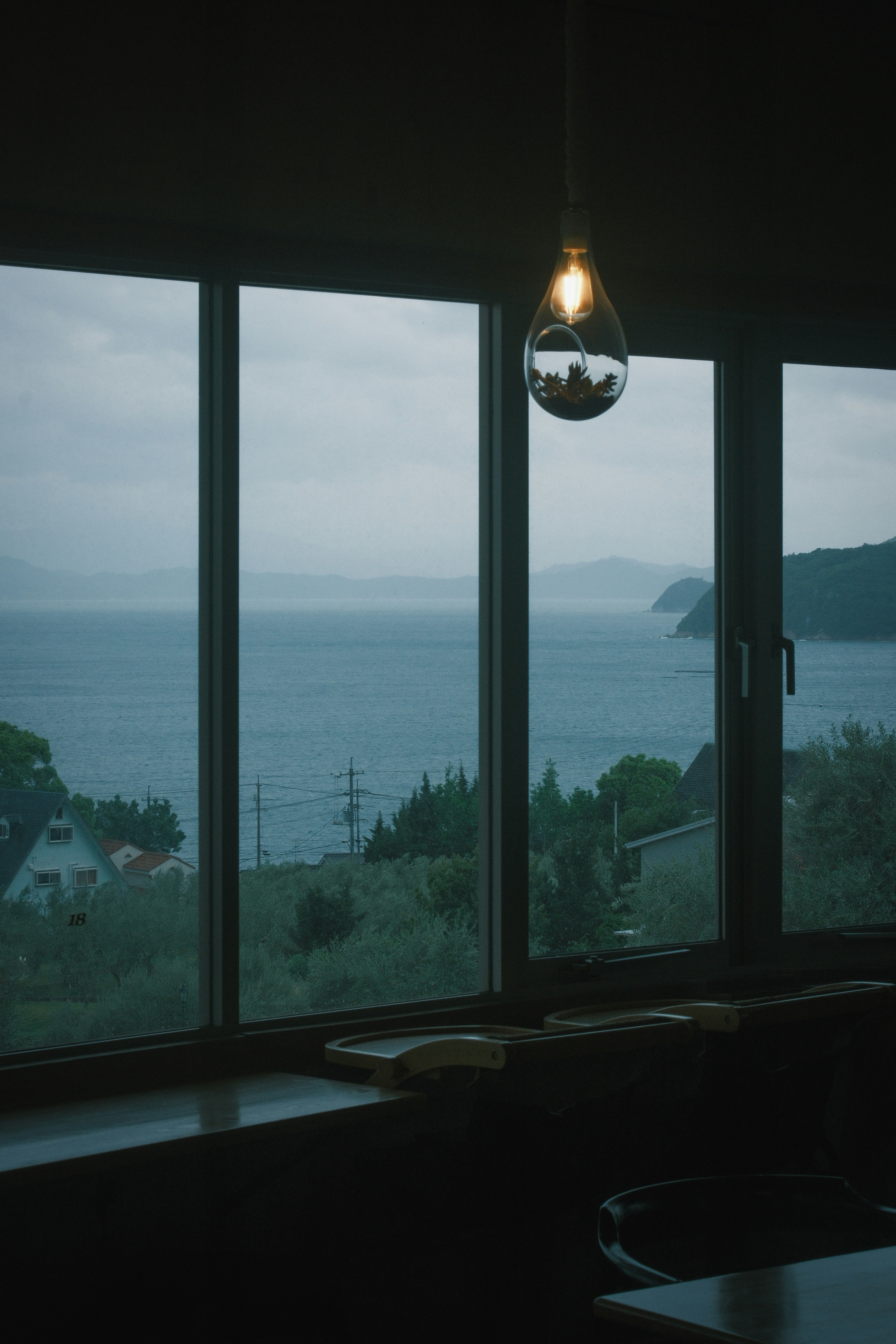 A tranquil ocean view through a window. photo – Free Sea Image on Unsplash