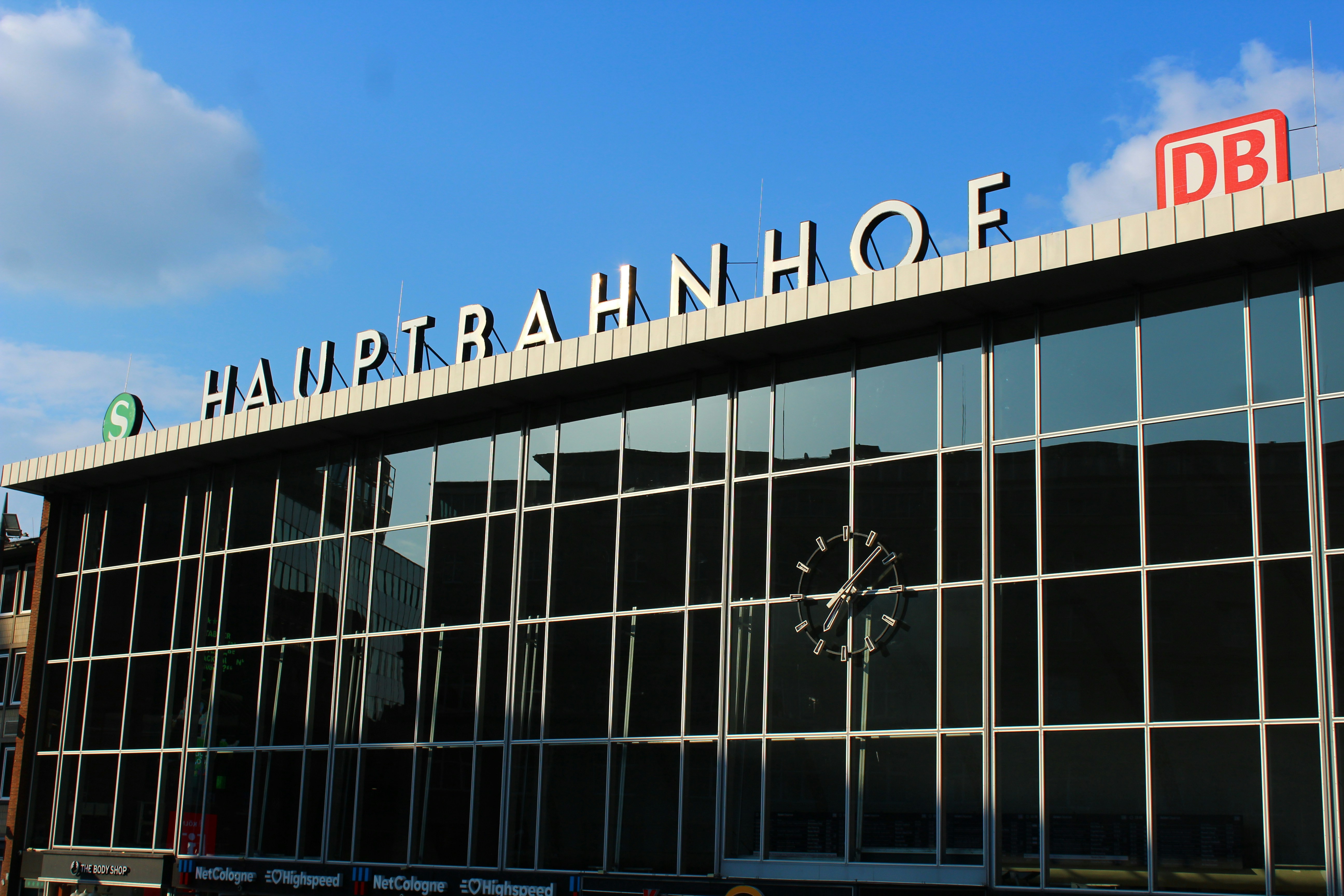 Clock in the Glass Curtain: Hauptbahnhof’s Facade