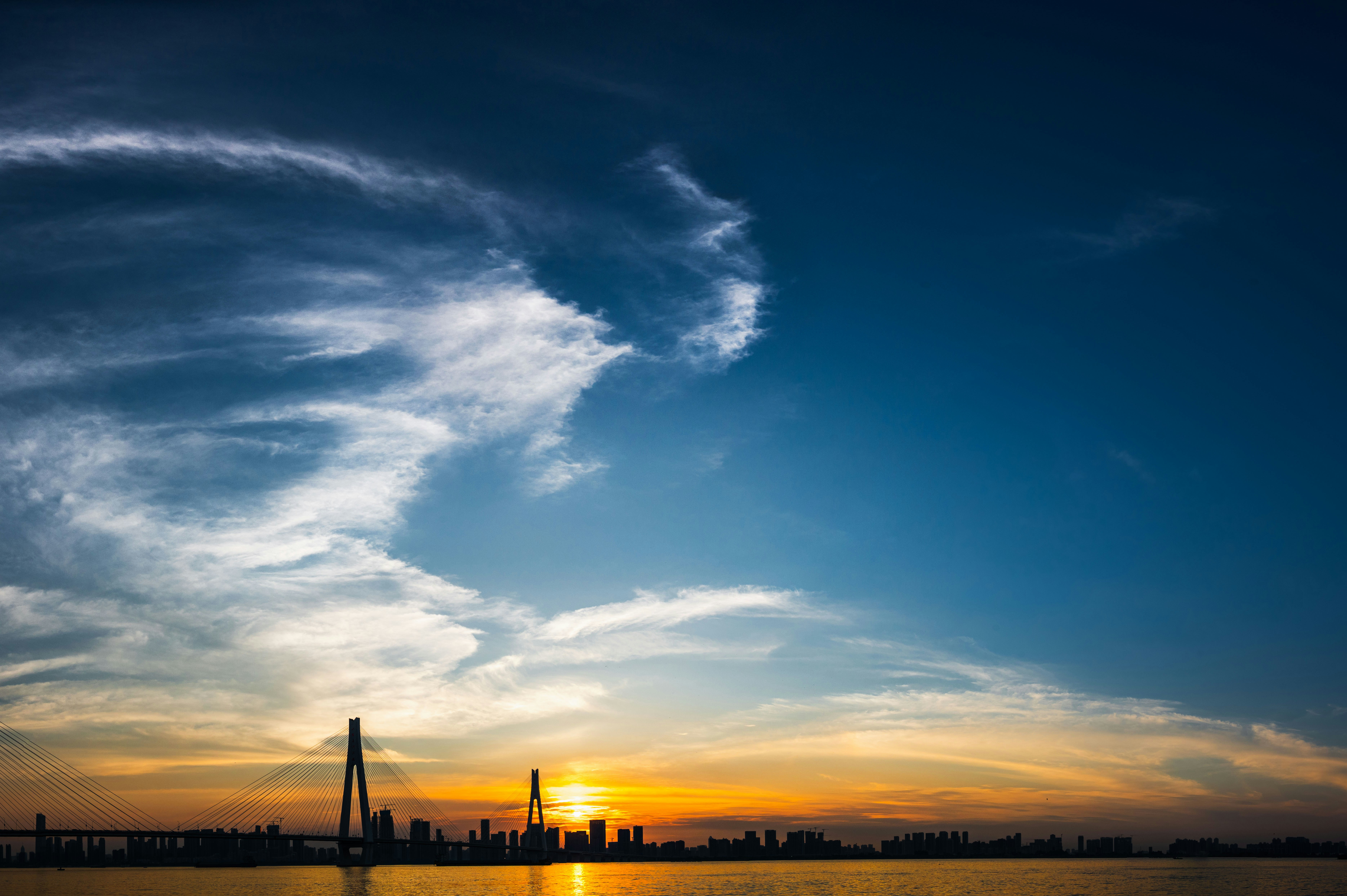Sunset casts a golden glow over the city skyline. photo – Free Sun ...