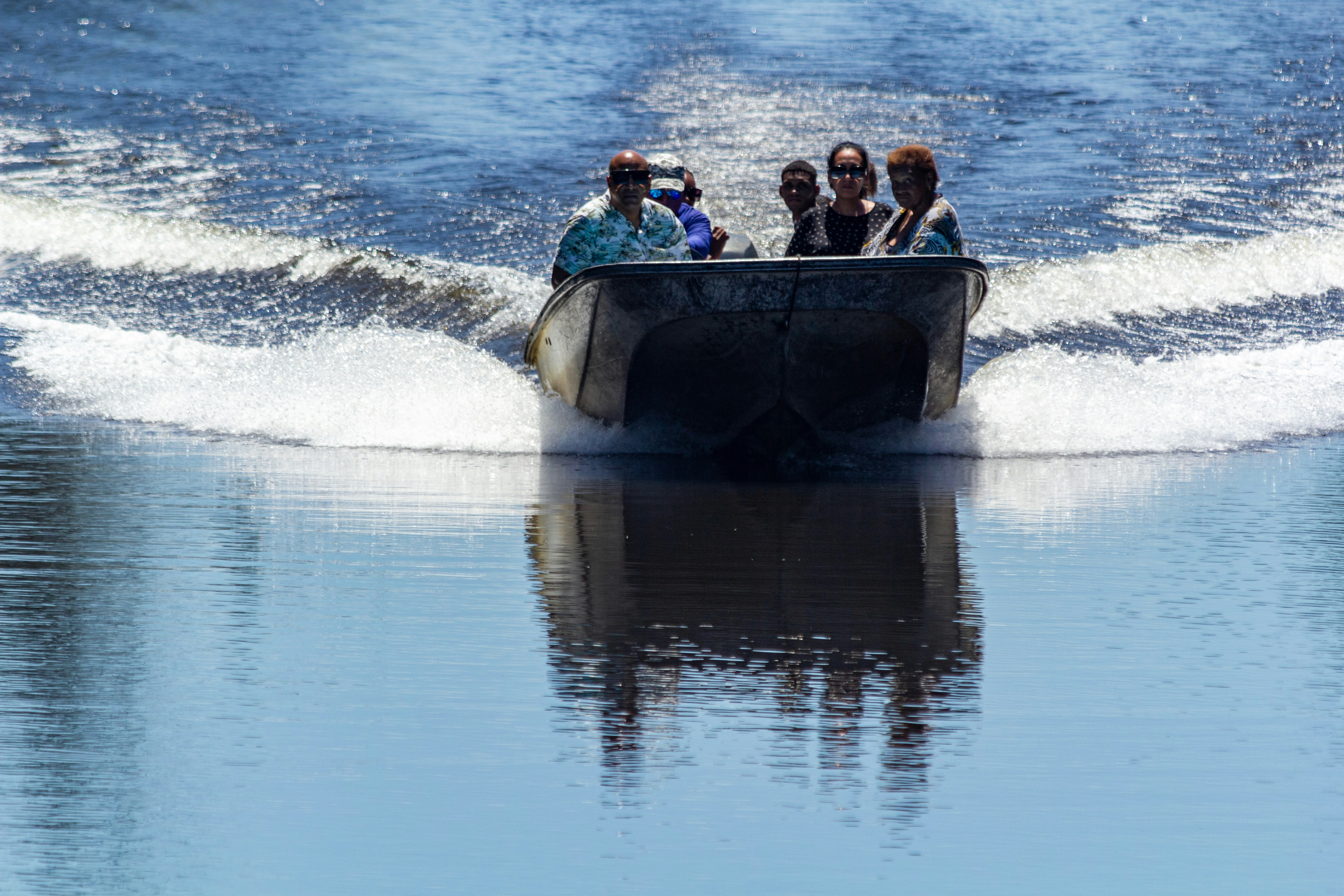 Menschen fahren mit einem Boot auf dem Wasser. Foto – Kostenloses Bild ...