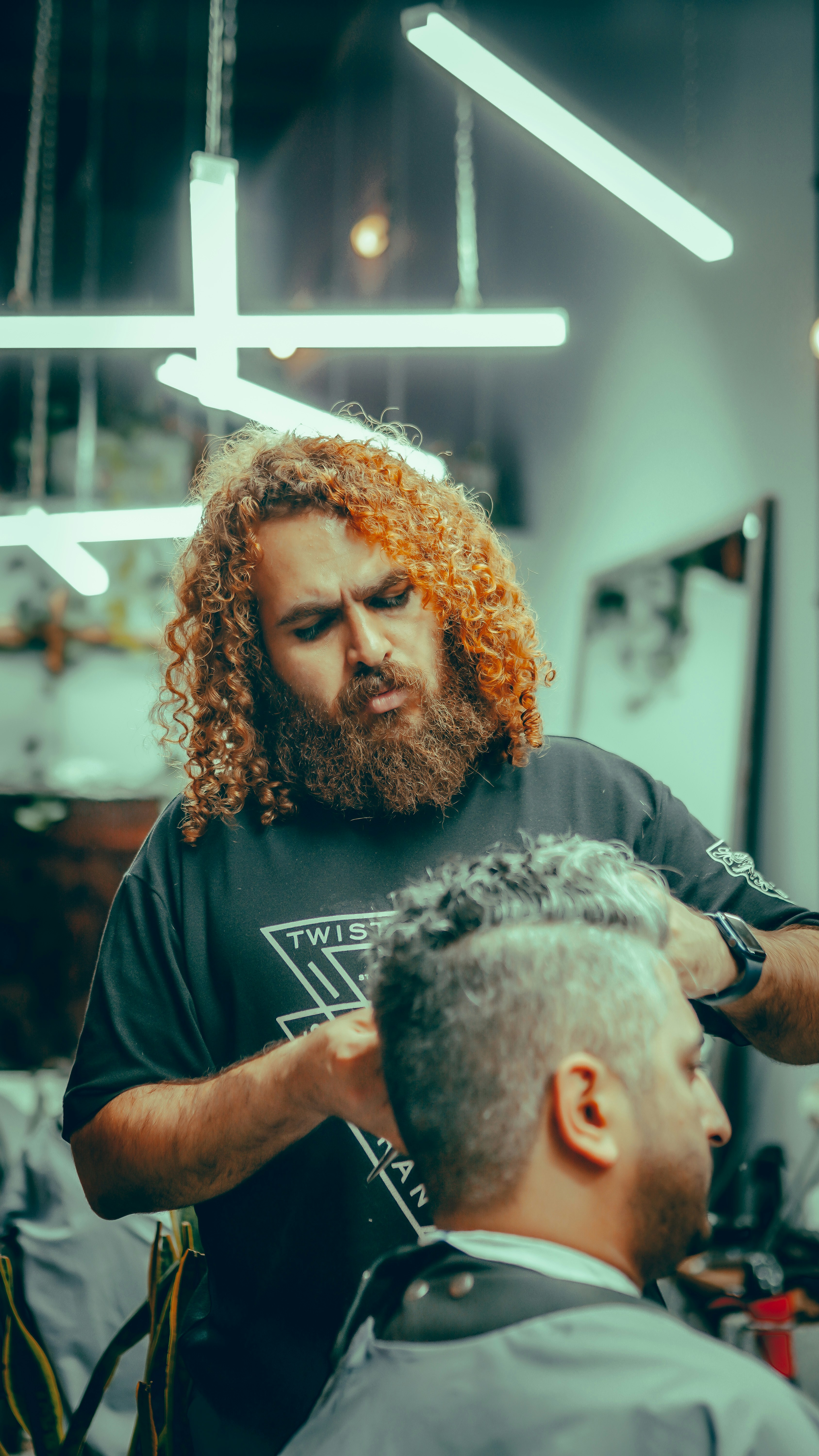 Un barbier coupe les cheveux d’un client. photo – Image gratuite de ...