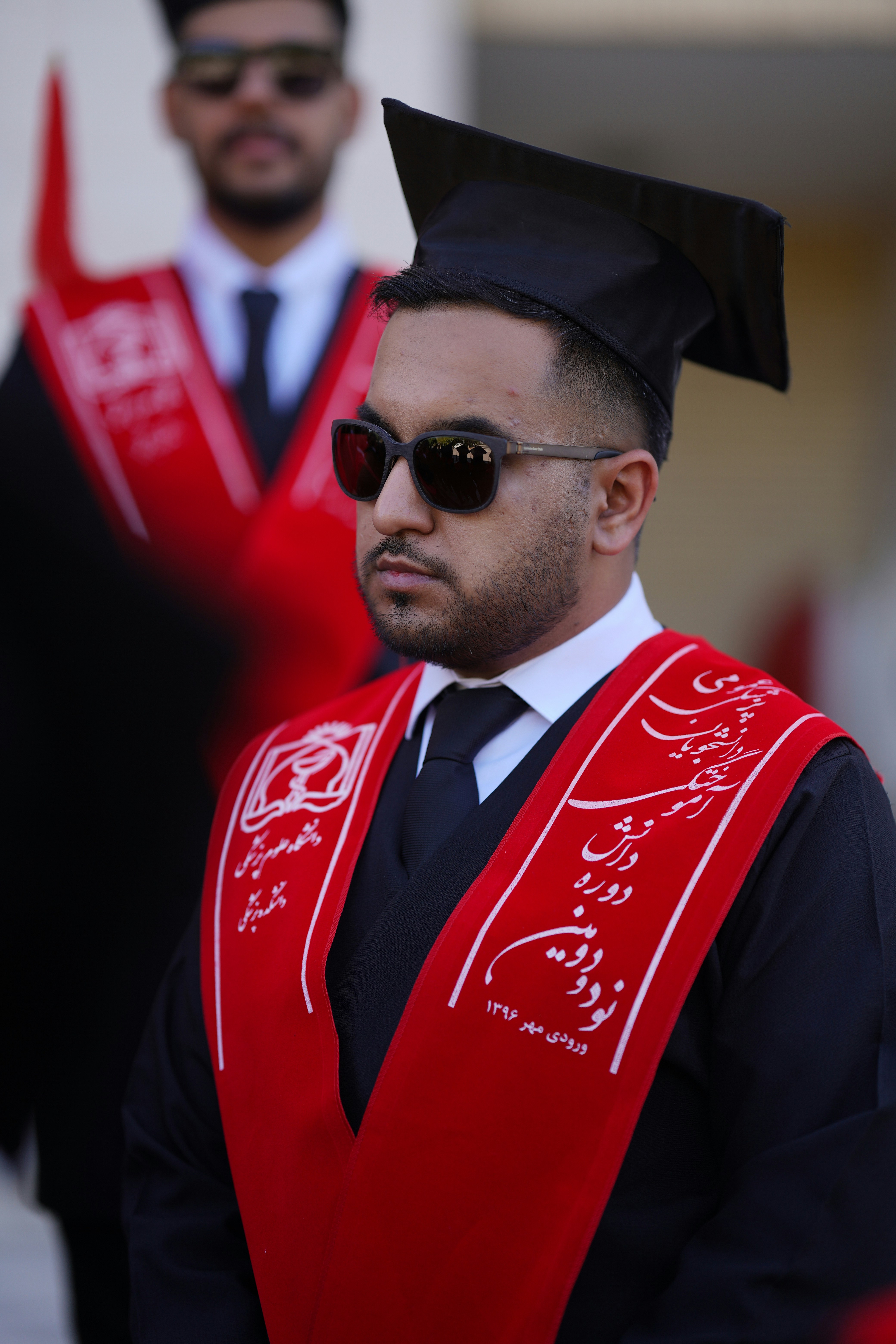 Toga Y Birrete De Graduación Rojos Graduado De Hollister High Se