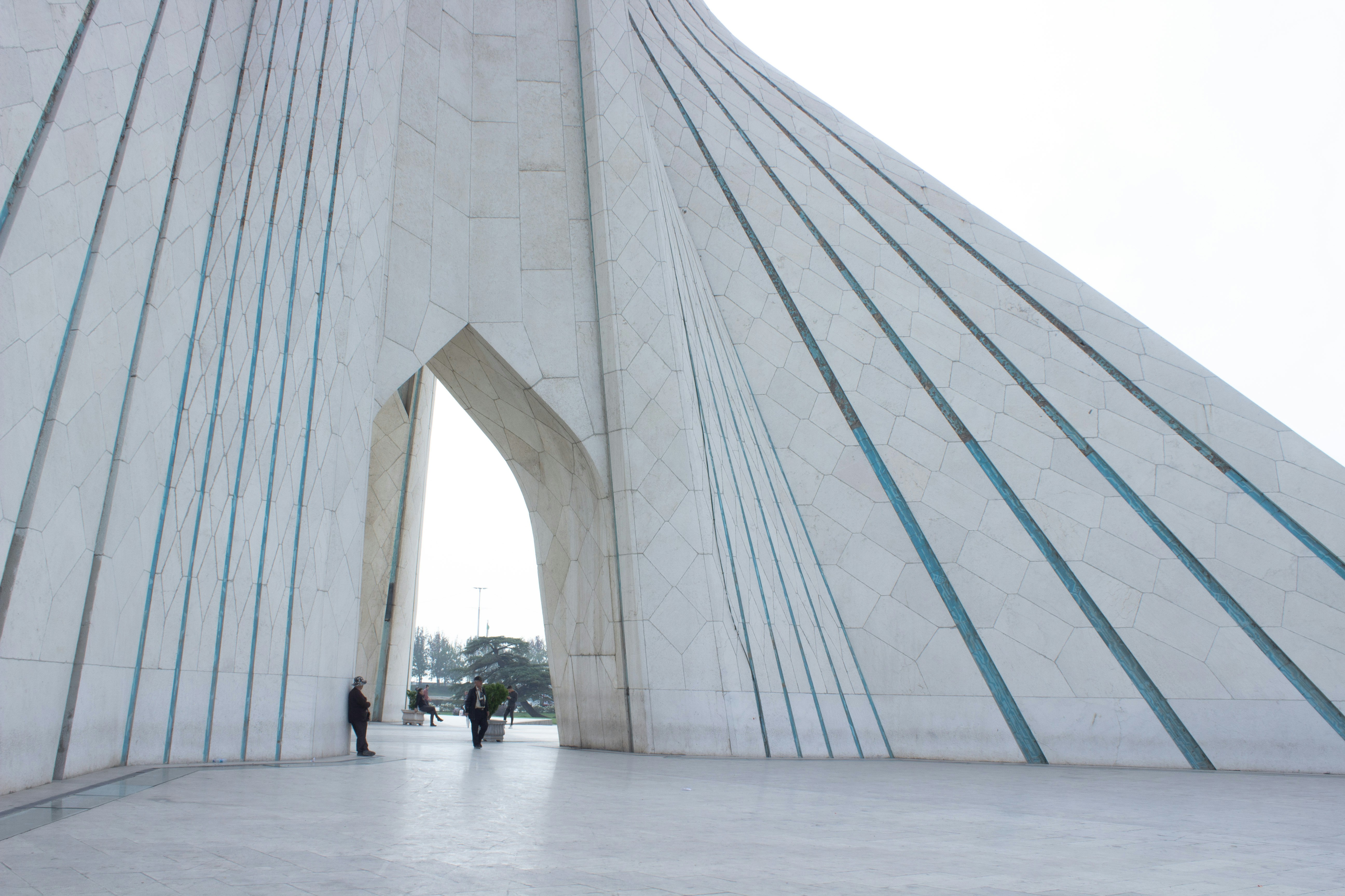 Architectural Gateway: Slipstream Arches Framing the Open Courtyard