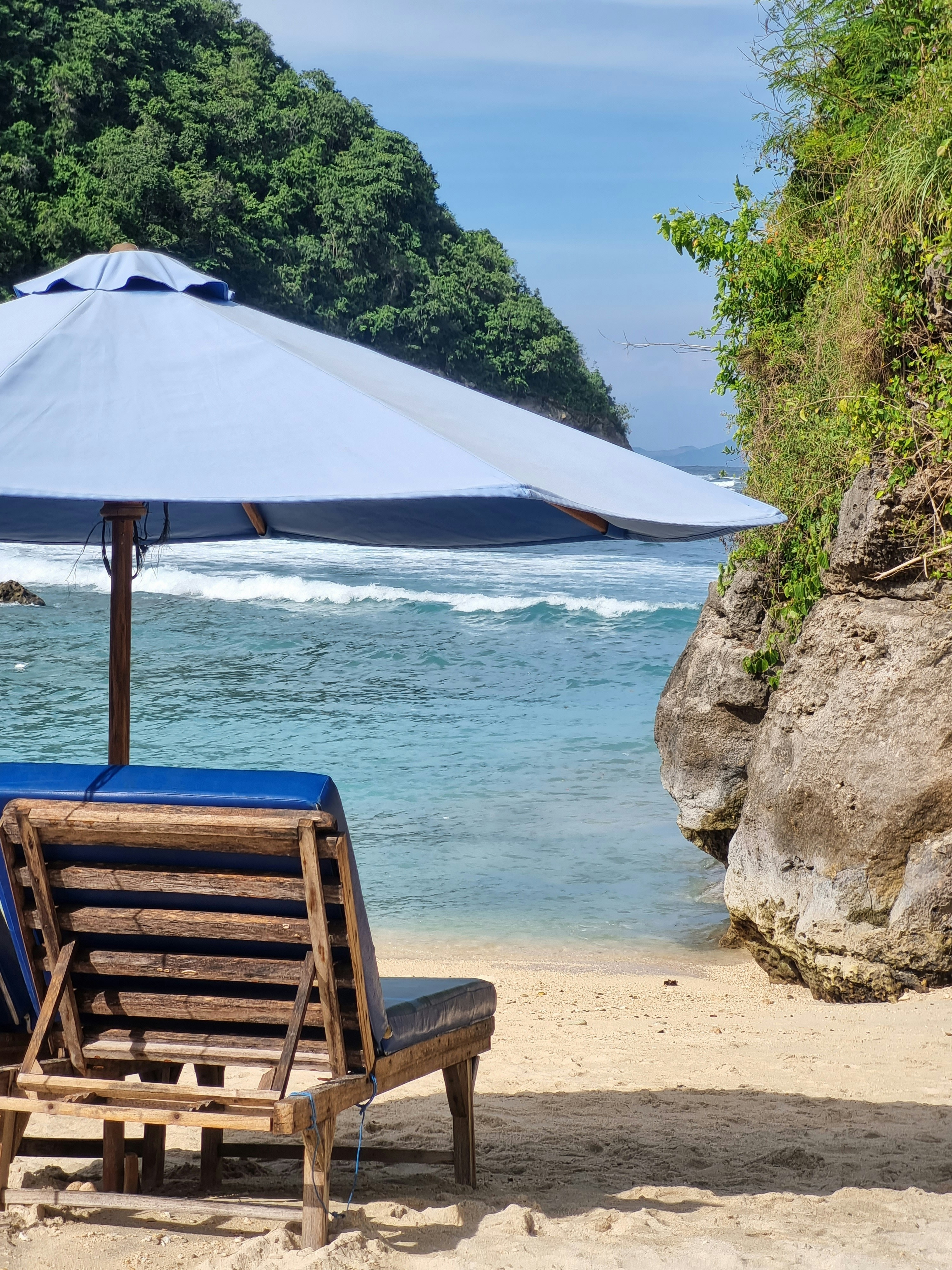 Beach scene with umbrella and lounge chairs. photo – Free Beach Image ...
