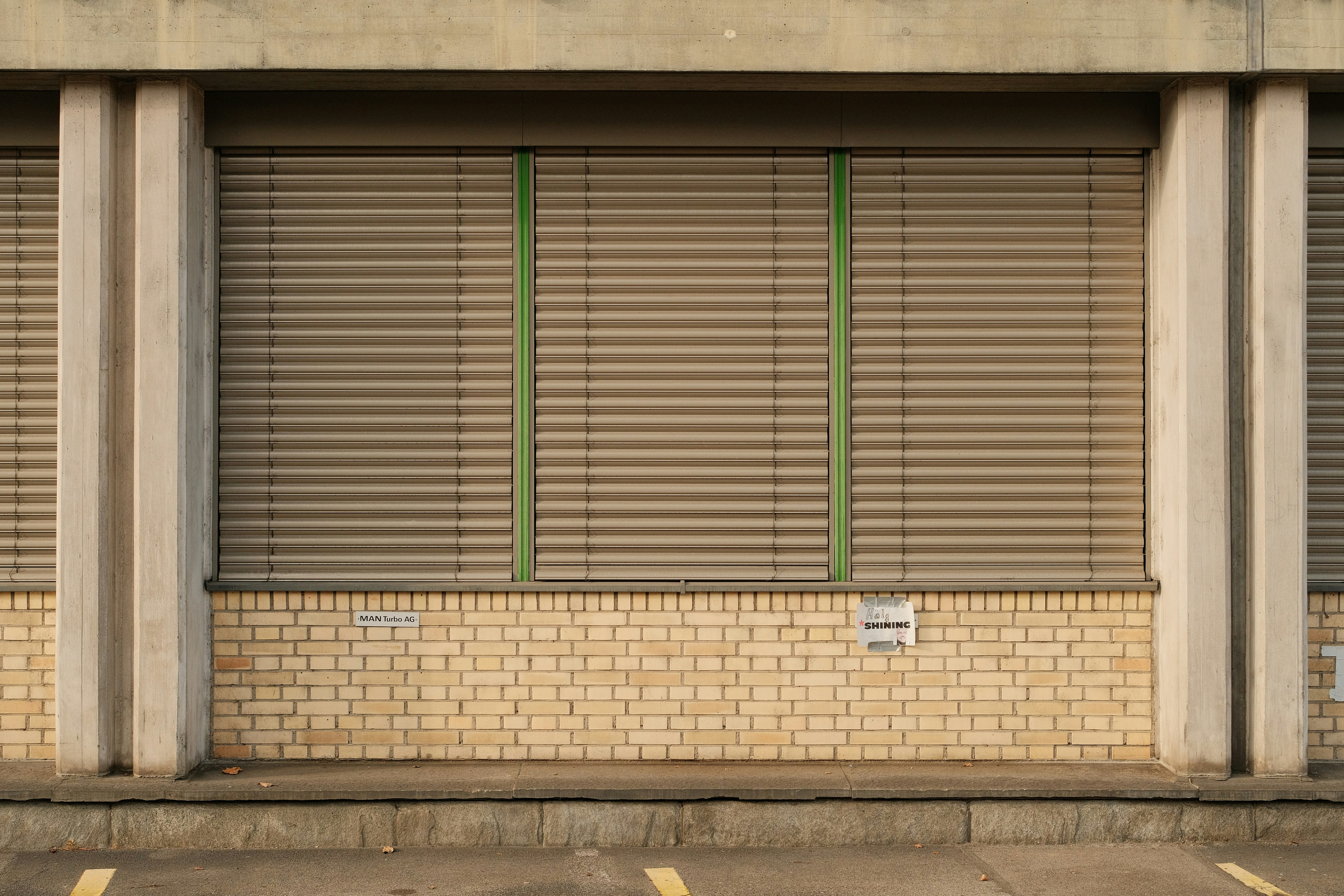 A closed window with blinds and brickwork. photo – Free Zurich Image on ...