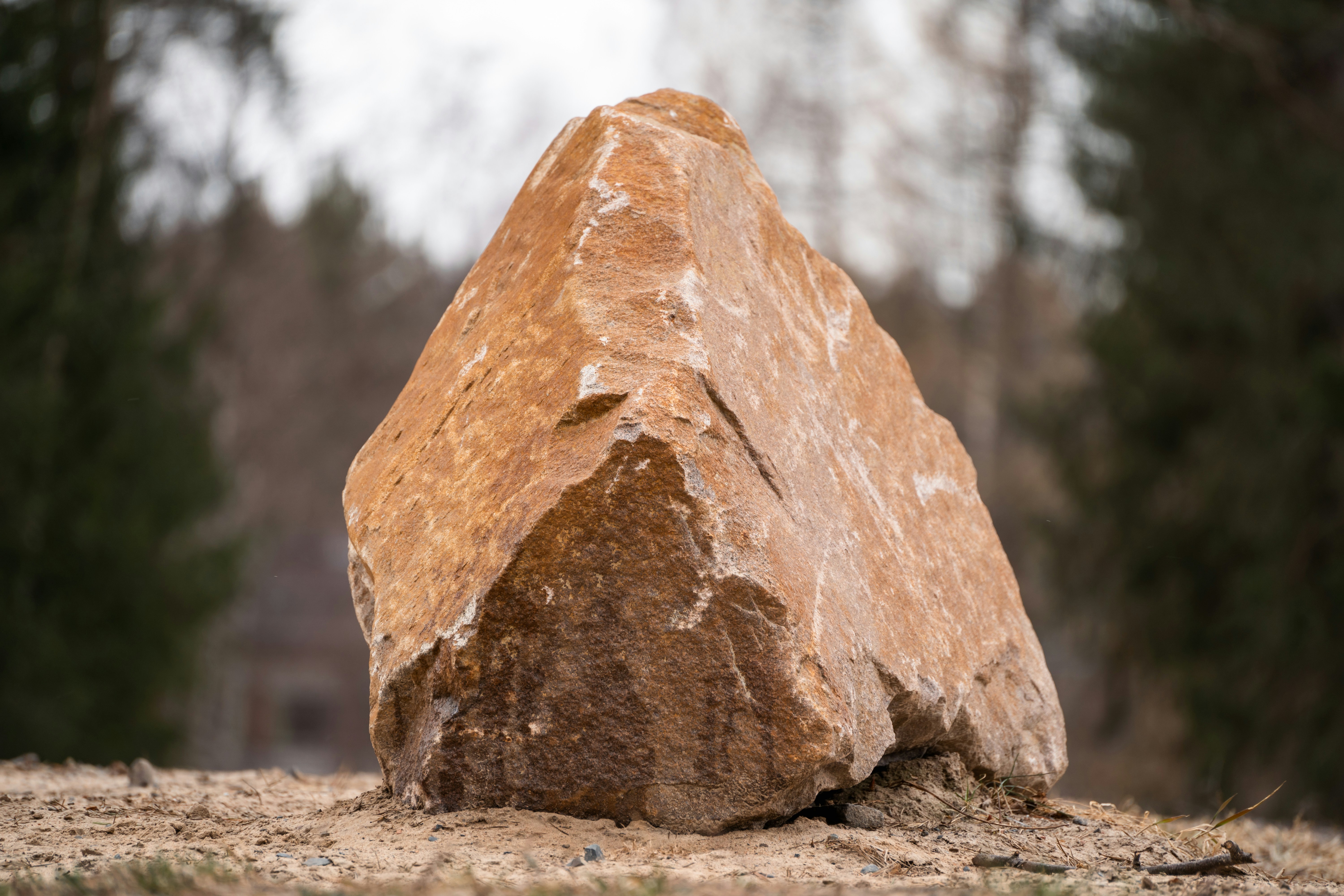 A large brown rock sits outdoors. photo – Free Beach Image on Unsplash