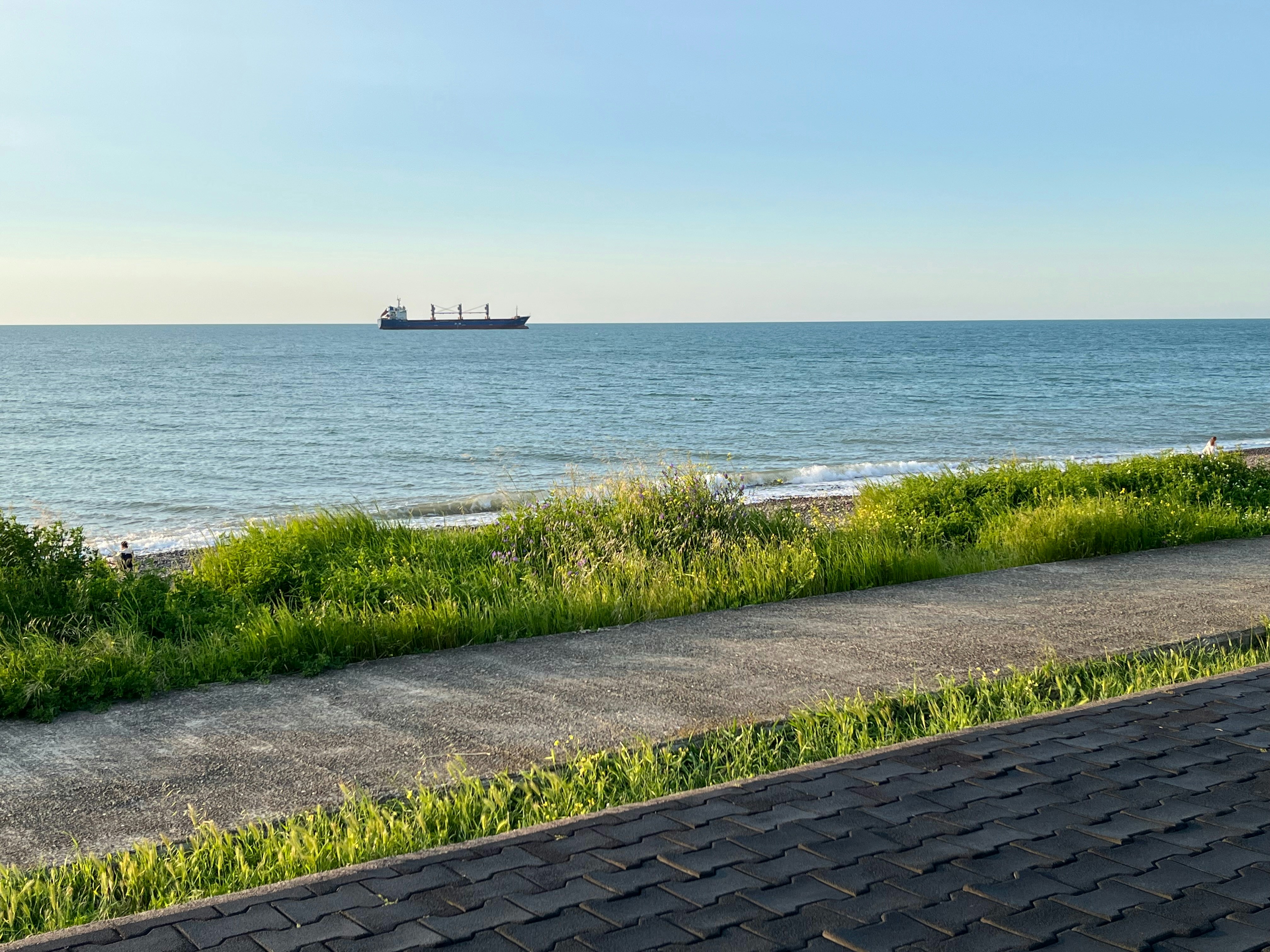 Un navire navigue sur la mer par une journée ensoleillée. photo – Image ...