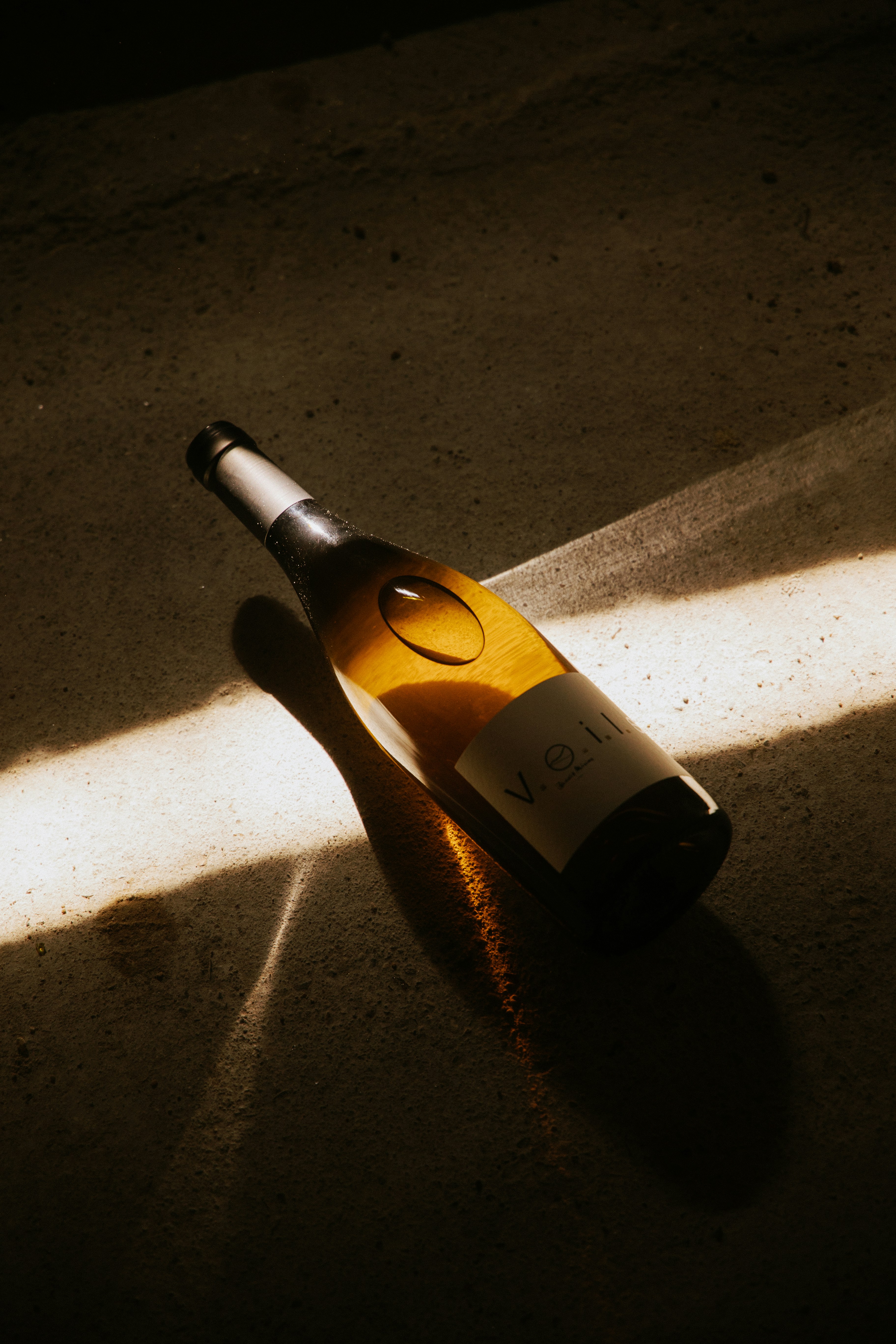 Una botella de vino se encuentra a la luz del sol. foto – Imagen de Comida y bebida gratuita en ...