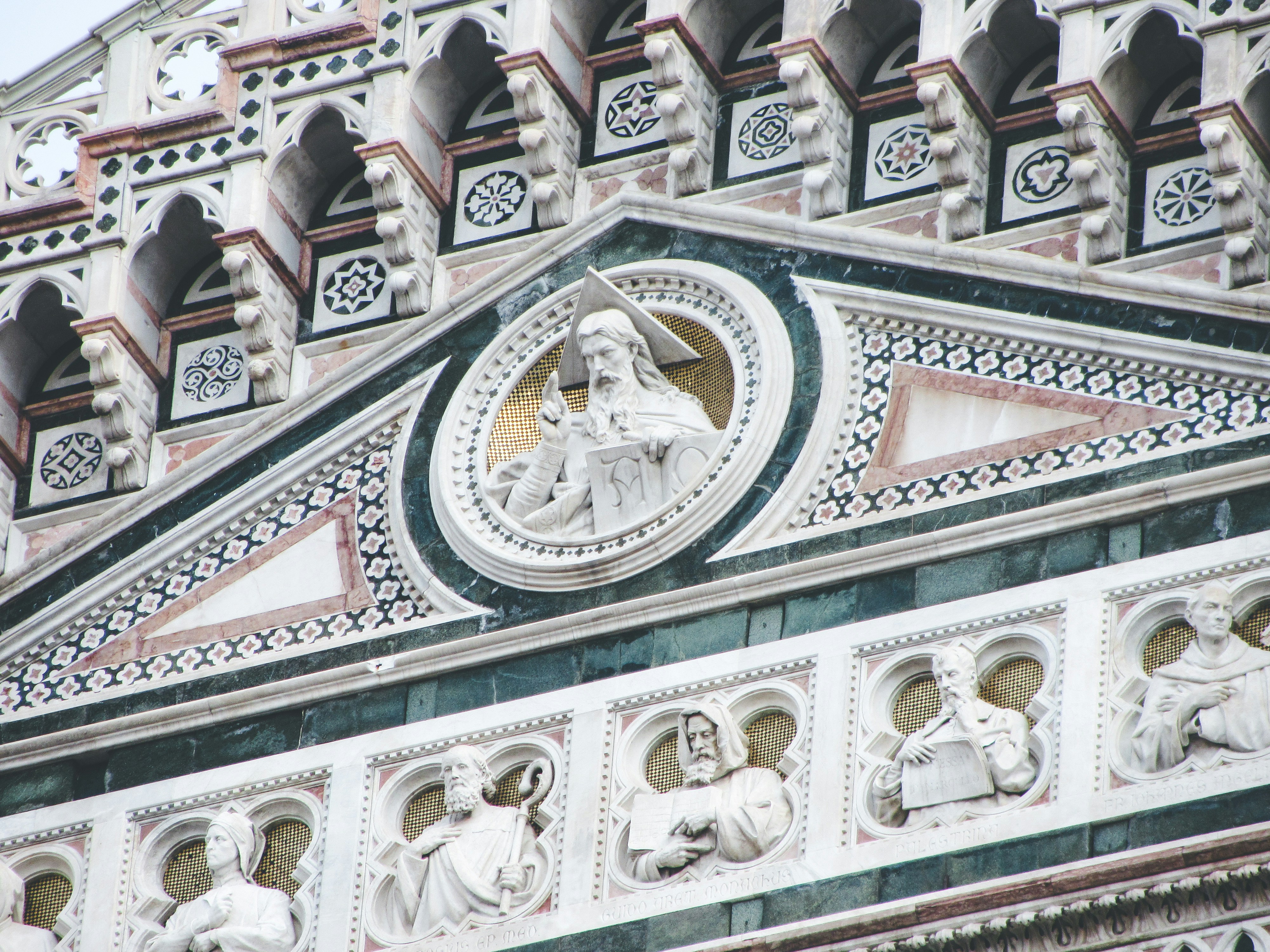 Schöne architektonische Details einer Kirchenfassade. Foto ...