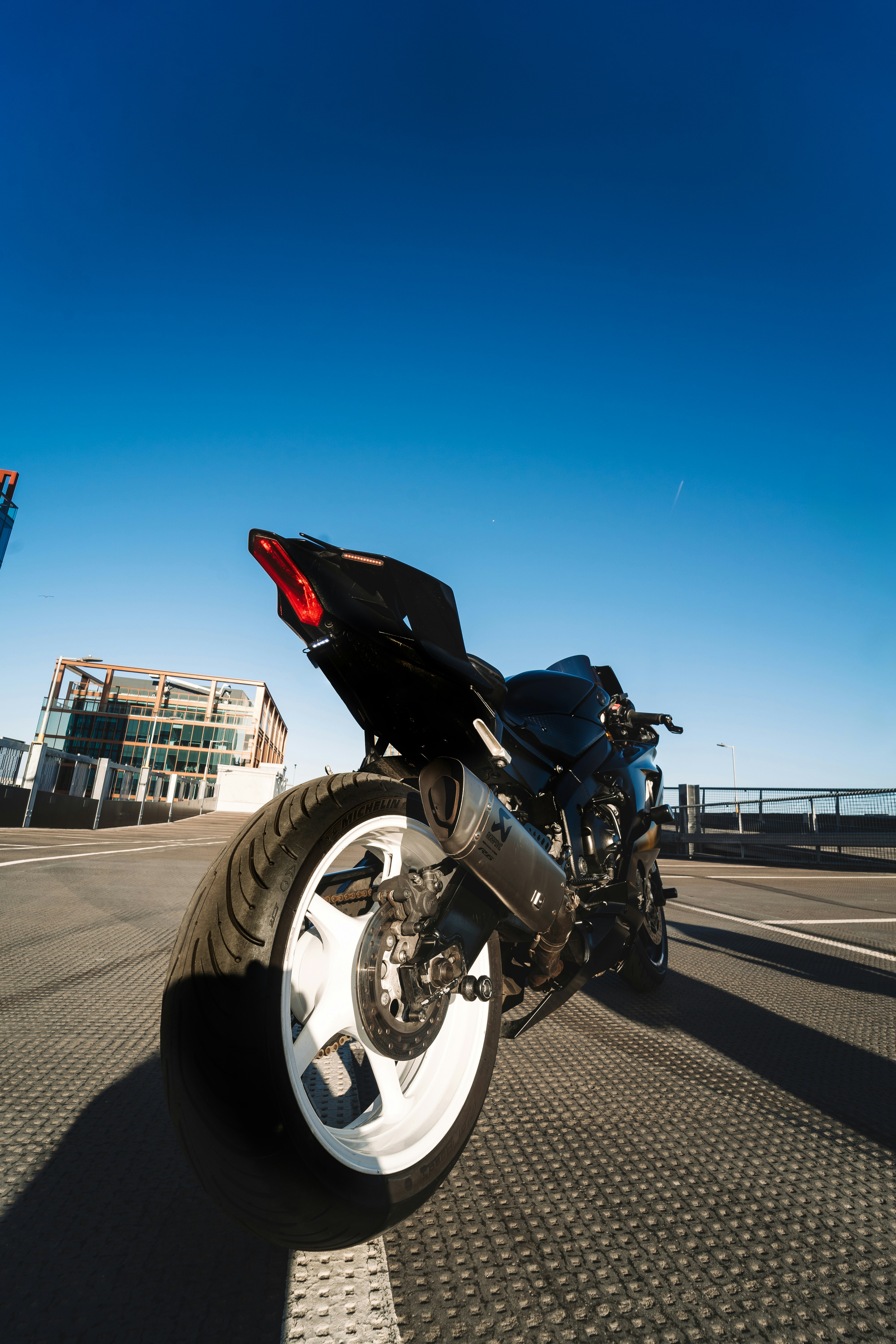 Une moto élégante est garée sur un toit ensoleillé. photo – Image ...