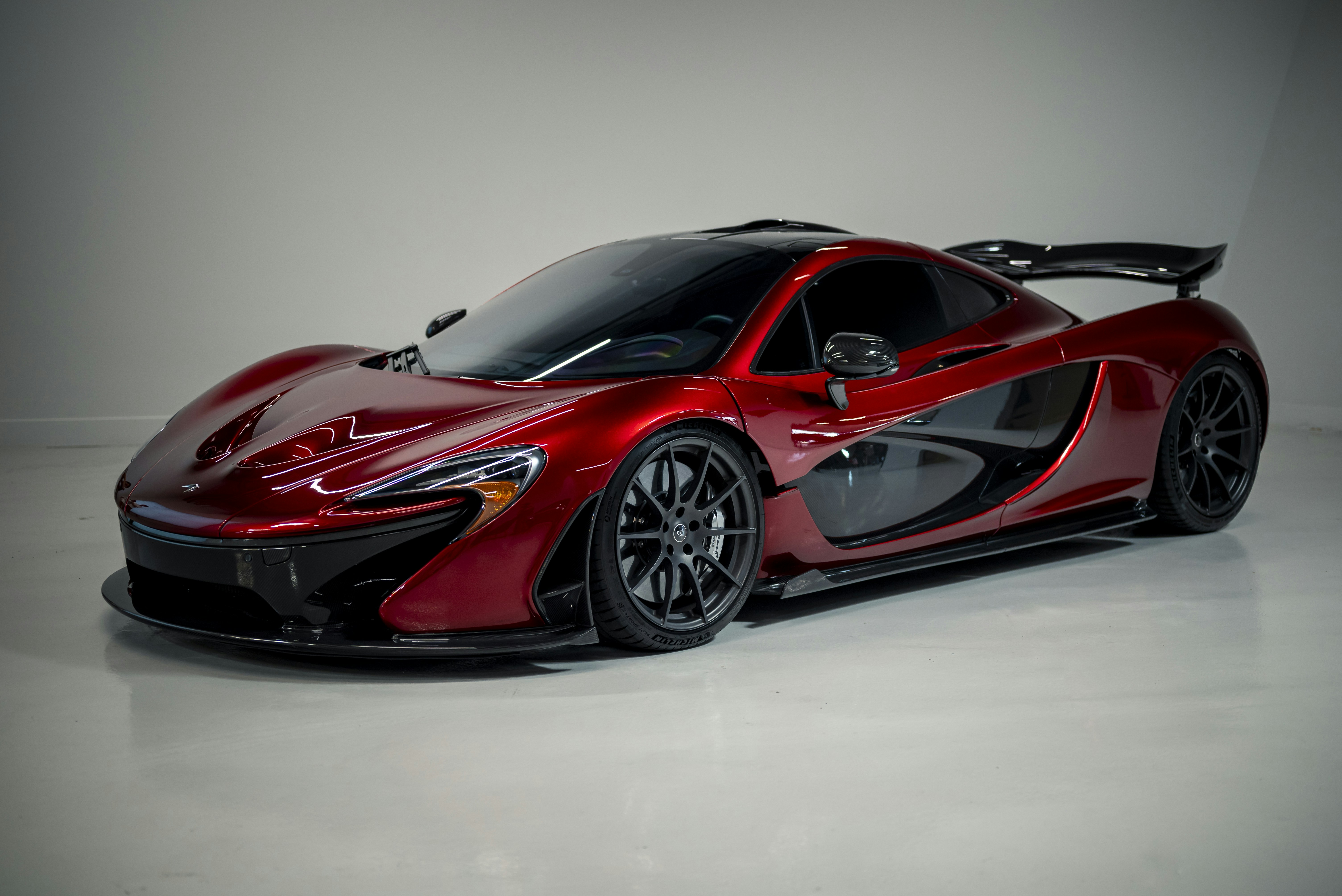 A shiny red mclaren p1 sports car. photo – Free Supercar Image on Unsplash