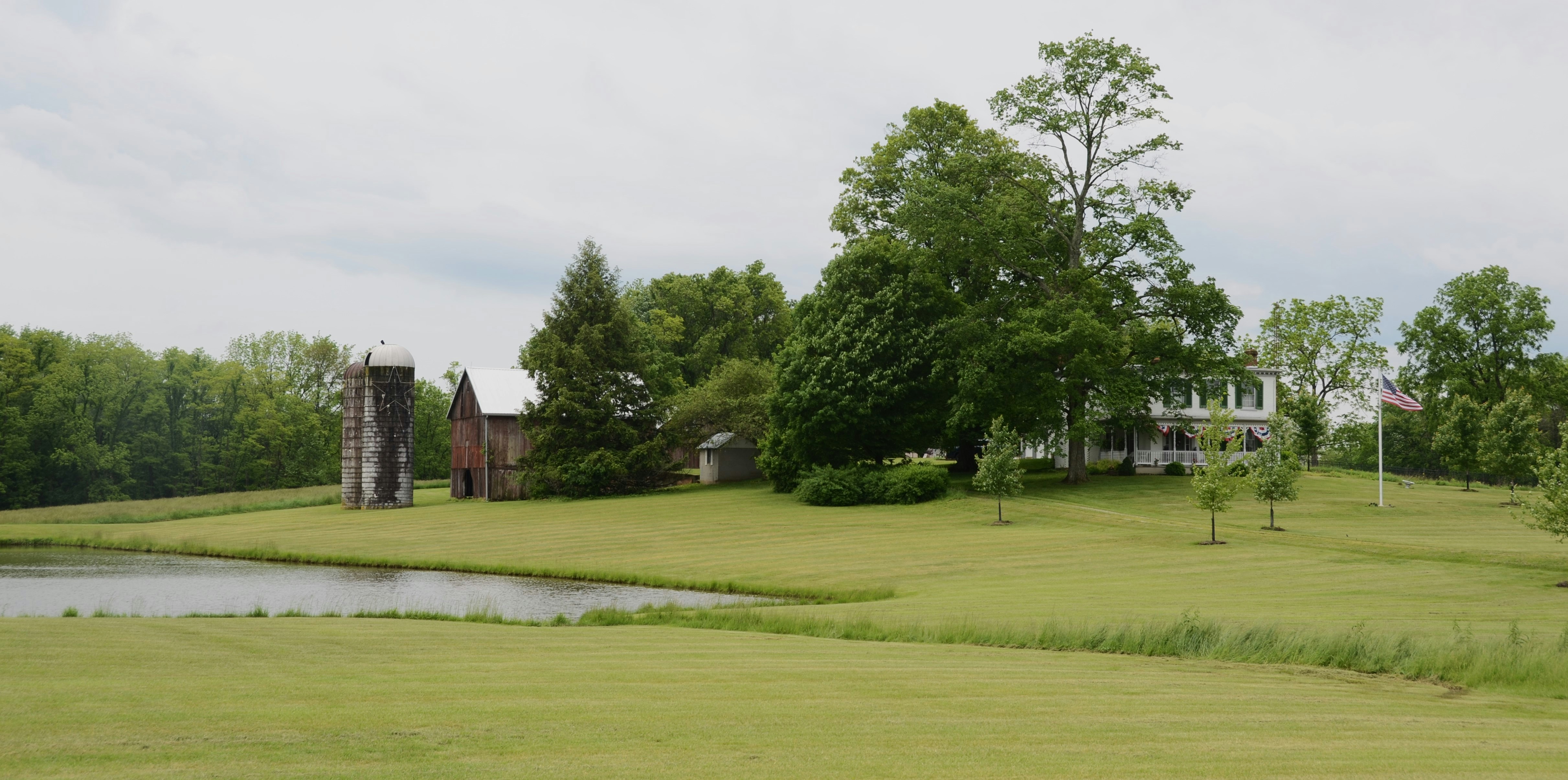 A farmhouse and buildings on a green landscape. photo – Free House ...