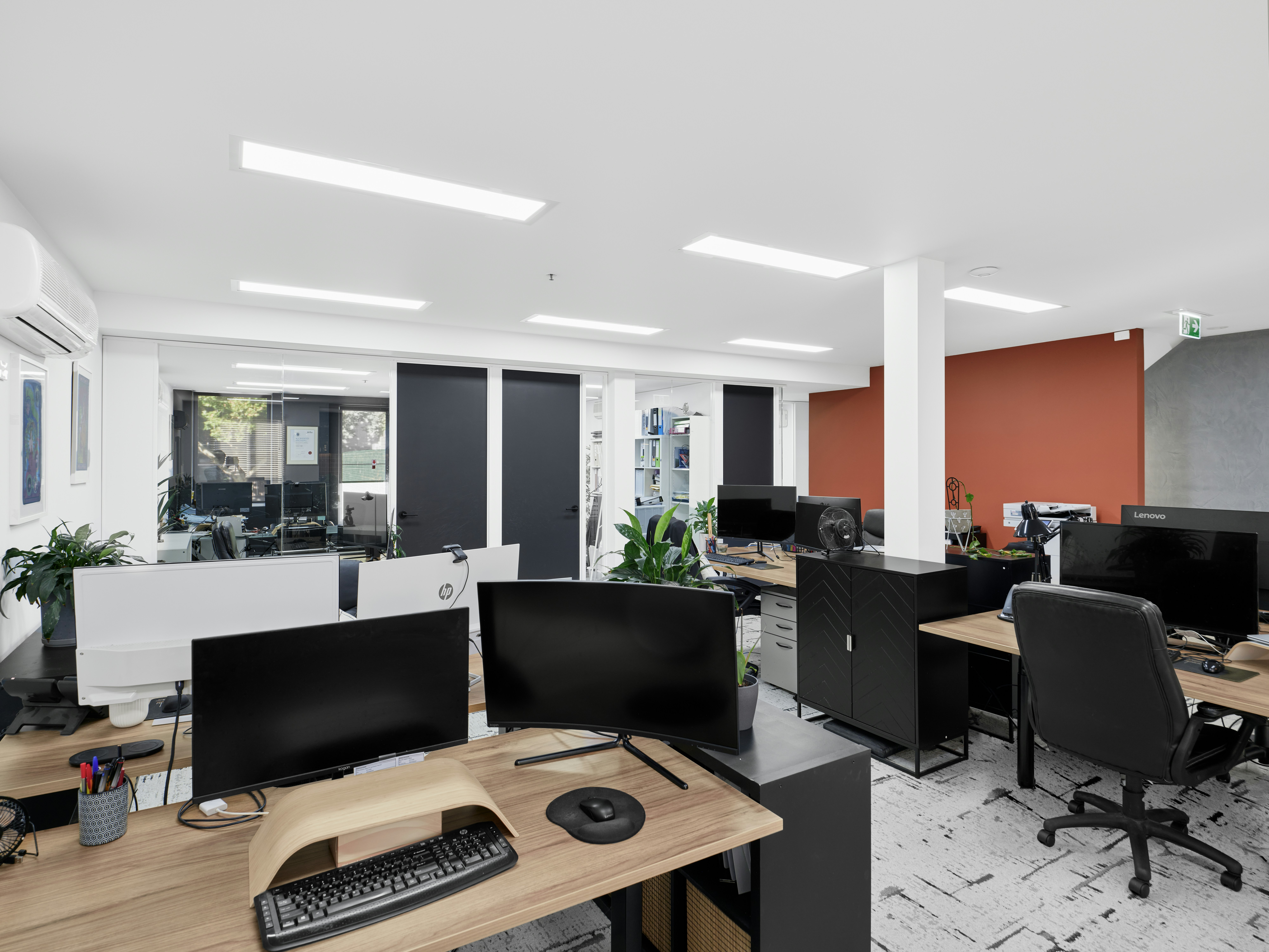 Moderno espacio de oficina con escritorios y computadoras. foto ...