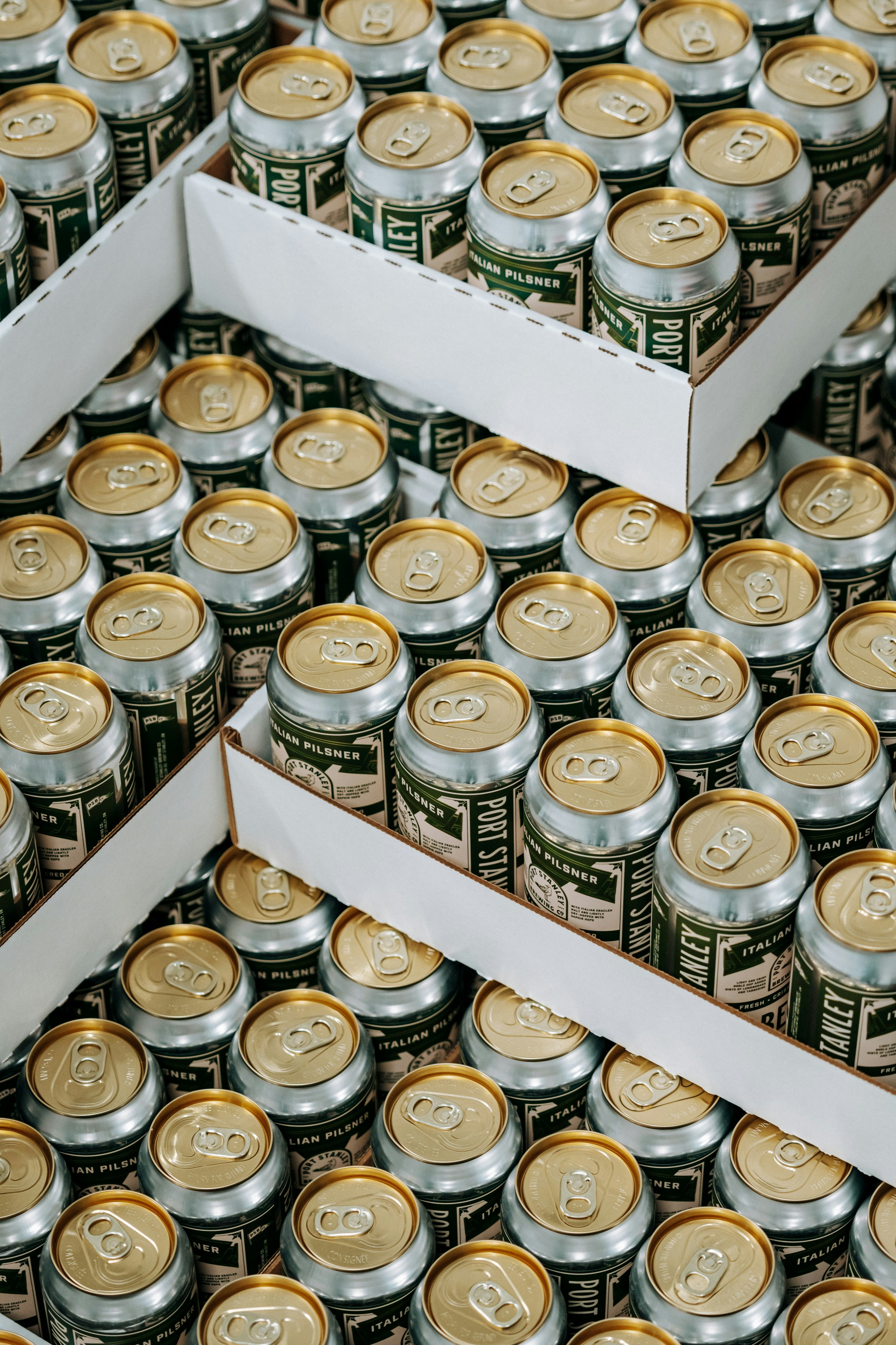 Cases of beer cans are neatly arranged. photo – Free Food and drink ...