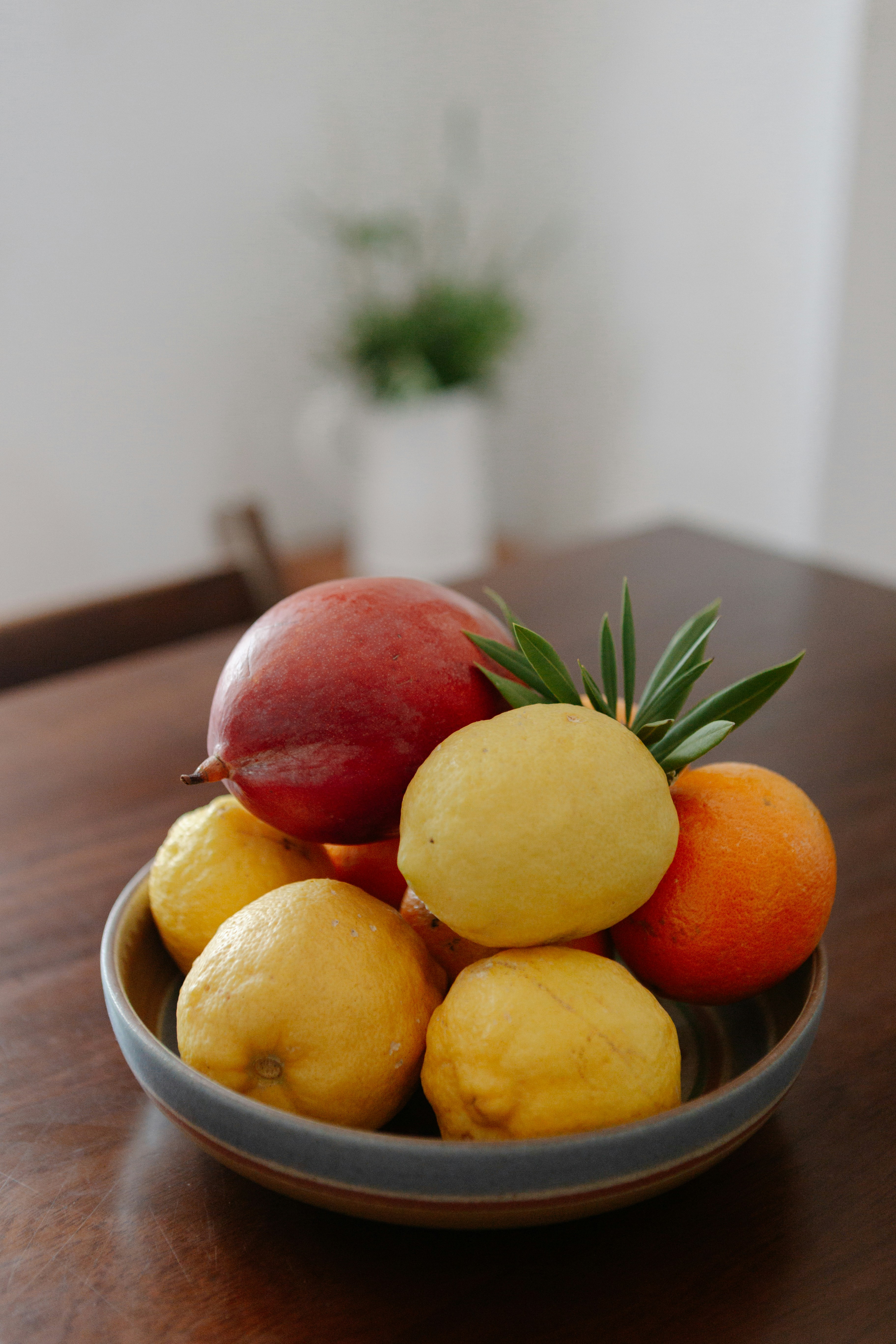 A bowl of fresh fruits sits on a table. photo – Free Food Image on Unsplash