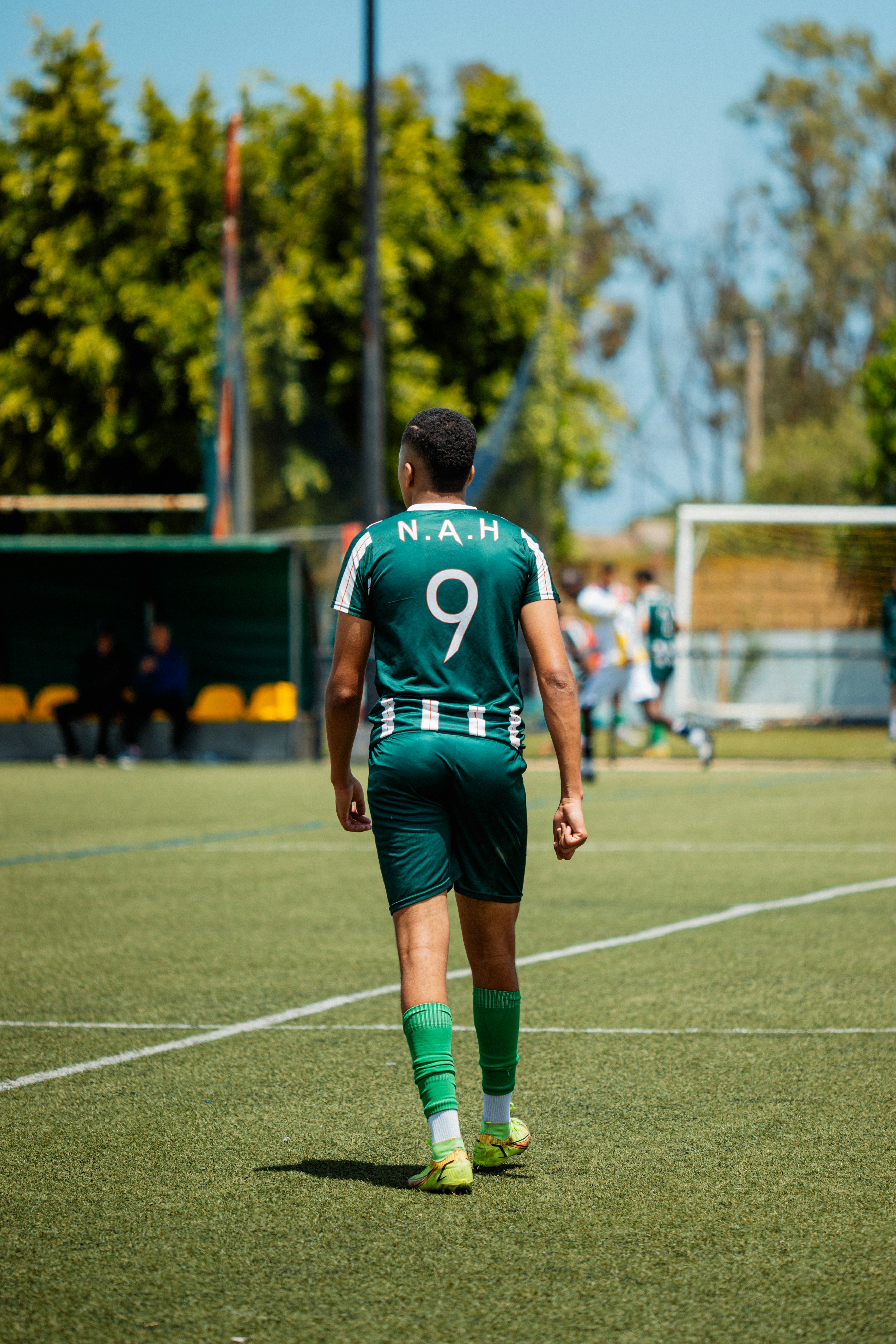 Soccer player walks on the green field. photo – Free Man Image on Unsplash