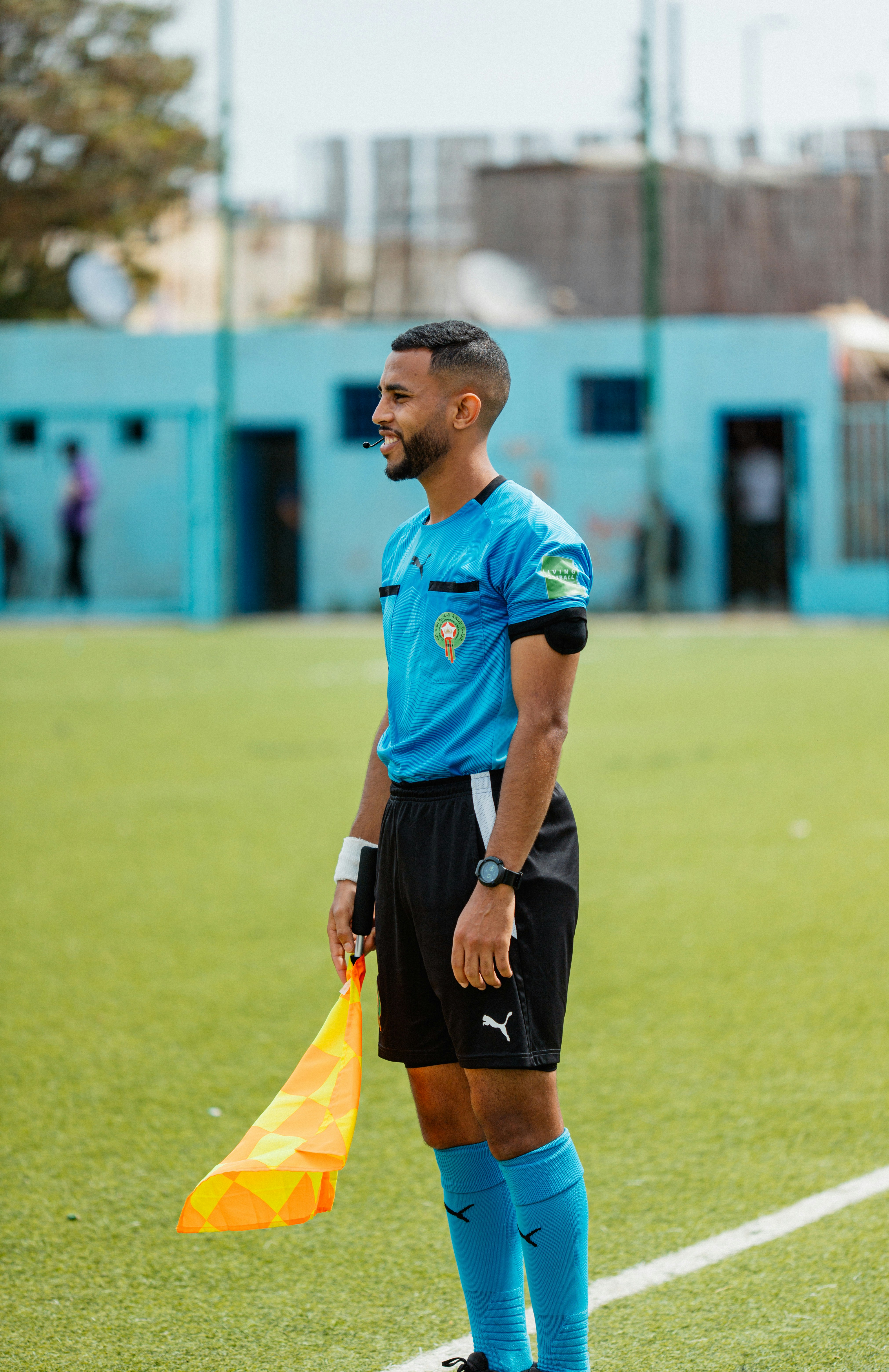 A soccer referee poses on the field. photo – Free Man Image on Unsplash