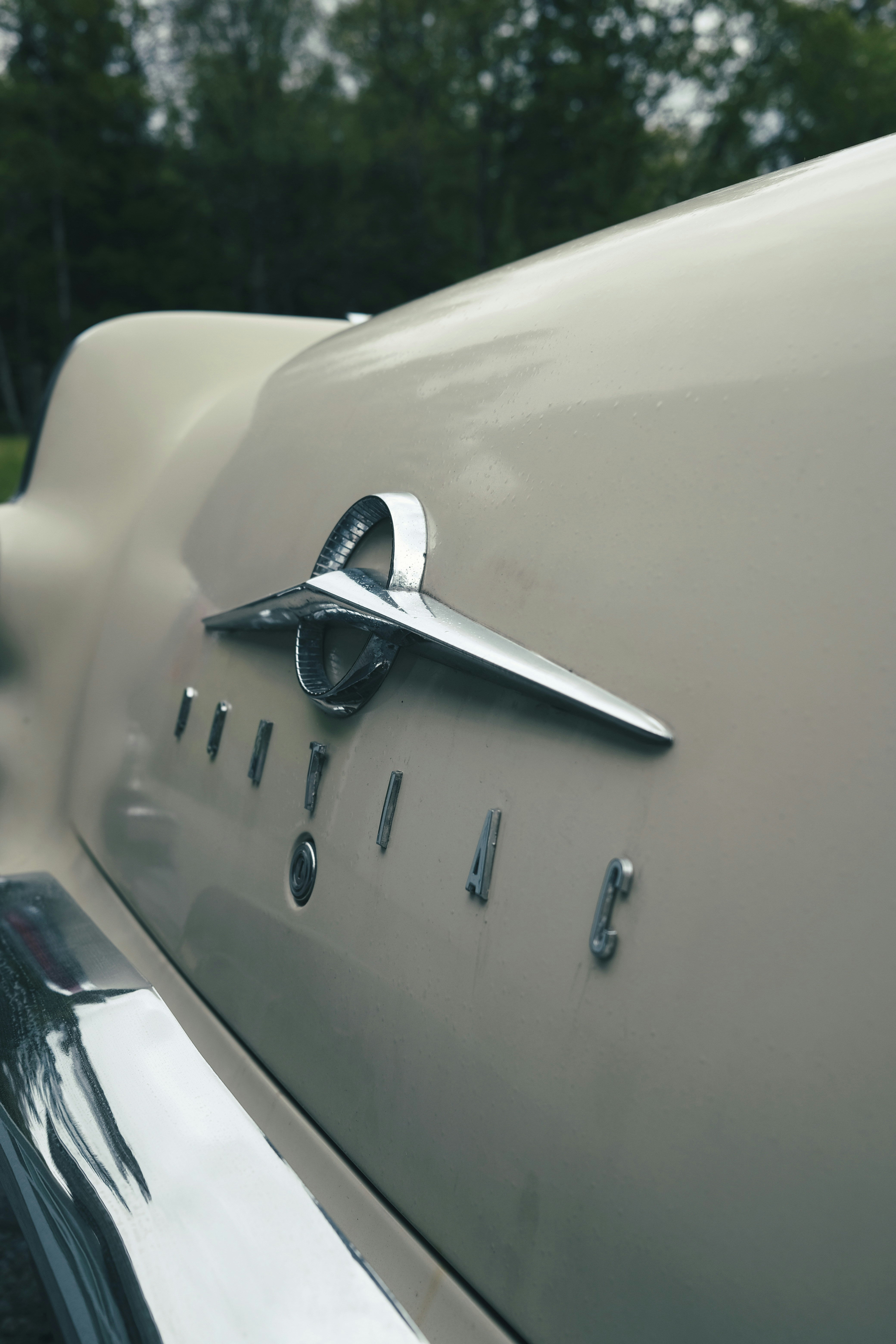 A close-up of a classic pontiac emblem. photo – Free Car Image on Unsplash