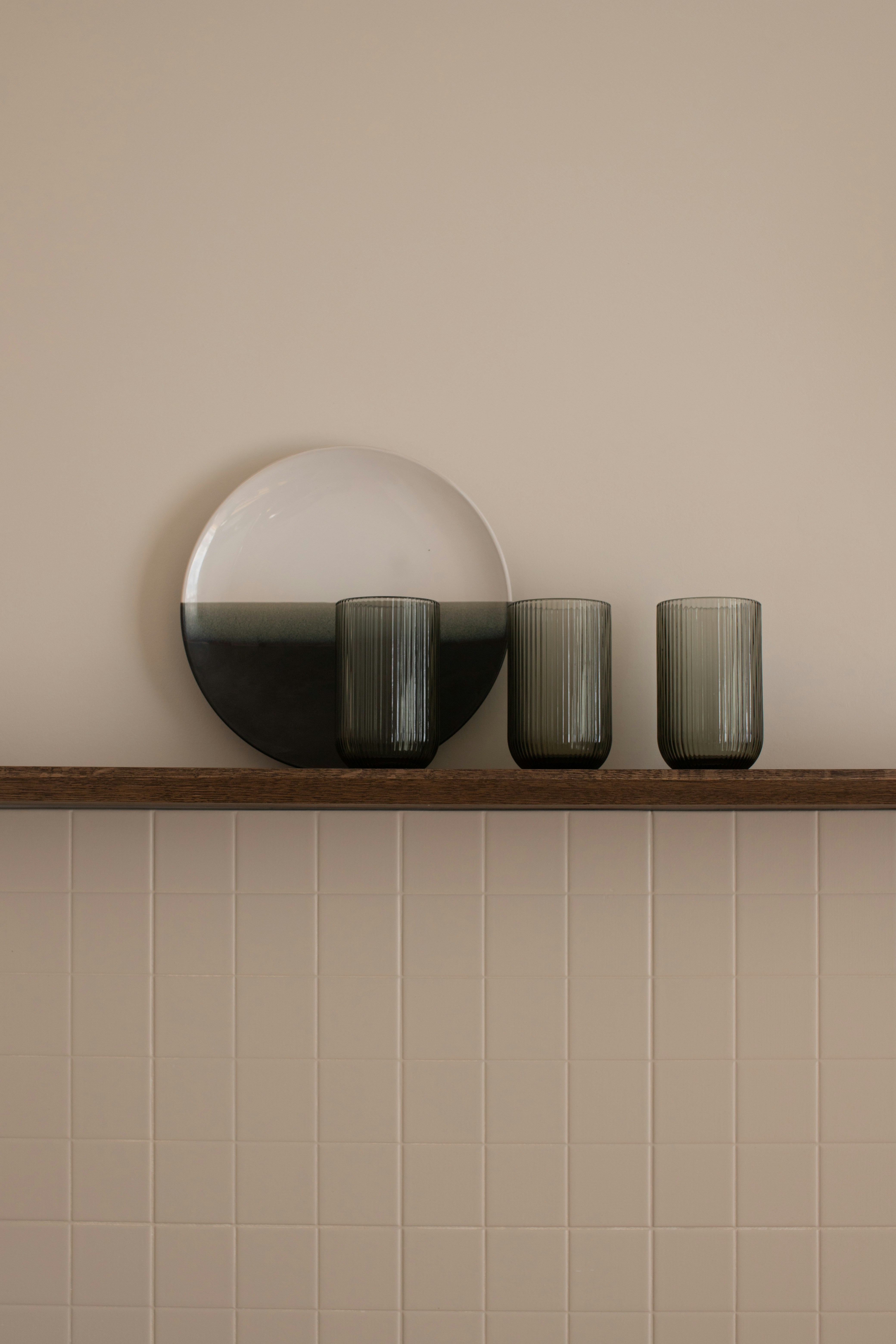 A plate and glasses sit on a shelf. photo – Free Art Image on Unsplash