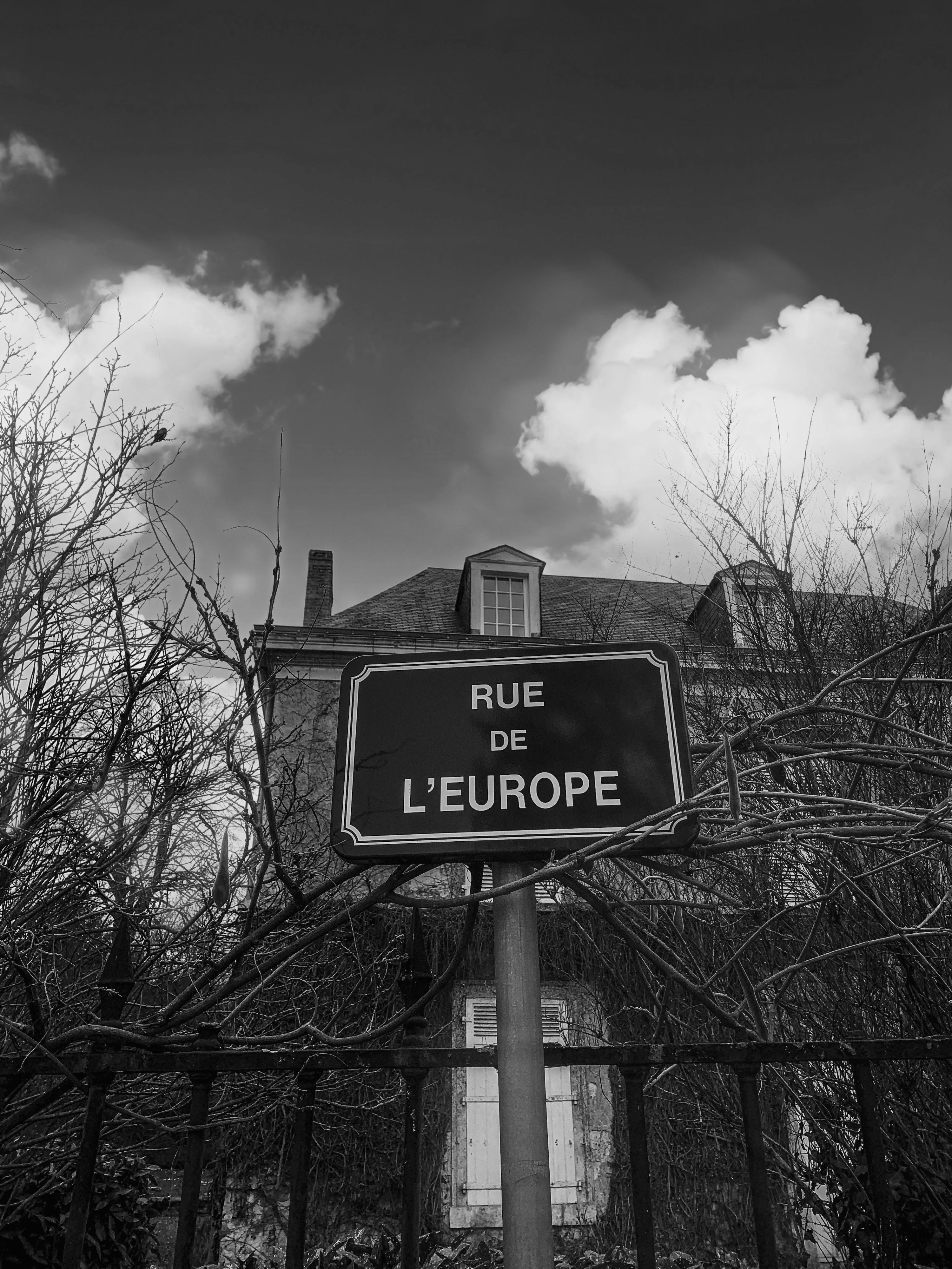 Street sign for "rue de l'europe" in black and white. photo – Free Bird ...