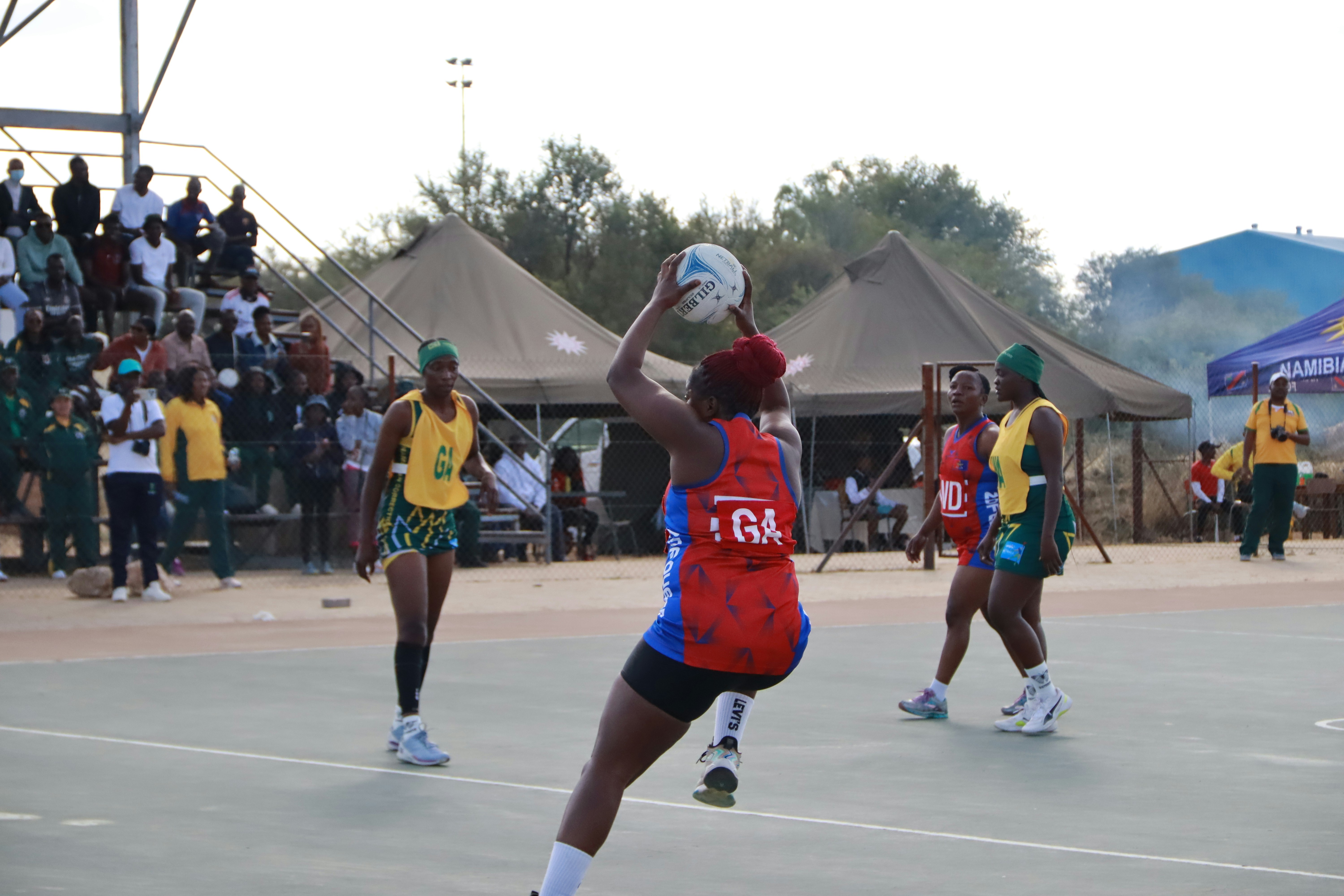 Netball players compete on a court. photo – Free Woman Image on Unsplash