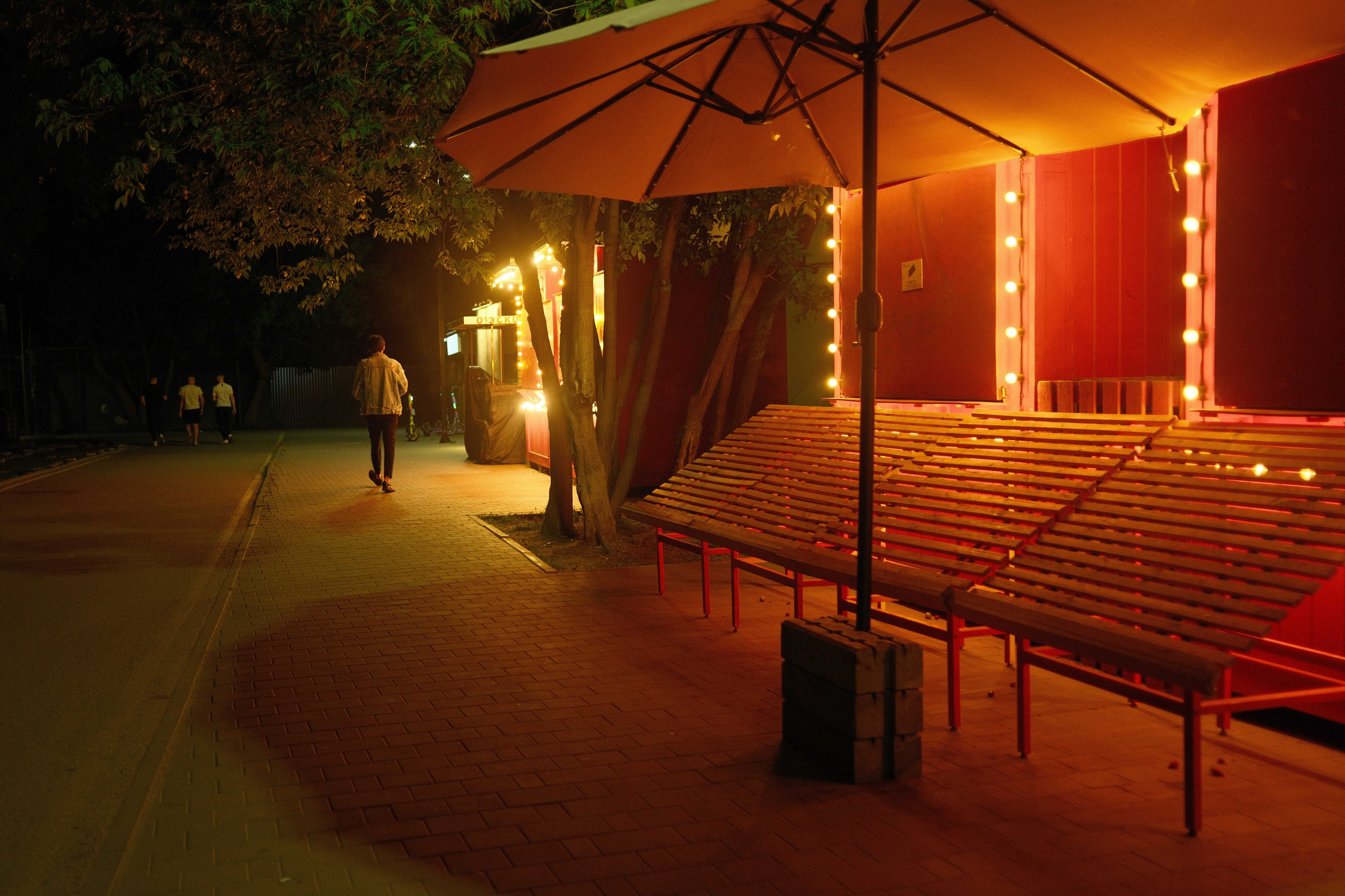 A nighttime scene of an outdoor entertainment area. photo – Free City ...