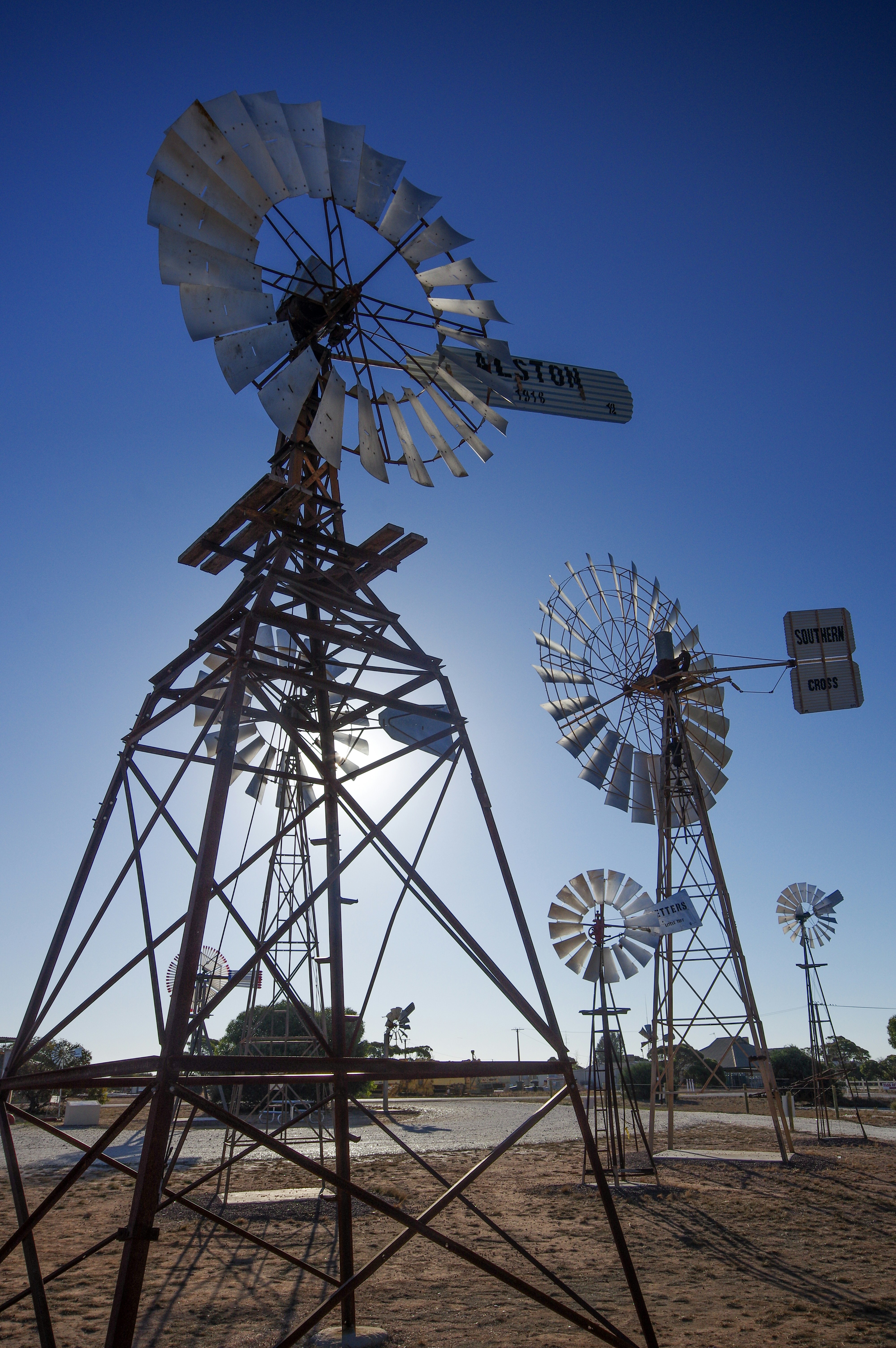 Windmills stand tall against a clear blue sky. photo – Free Australia ...