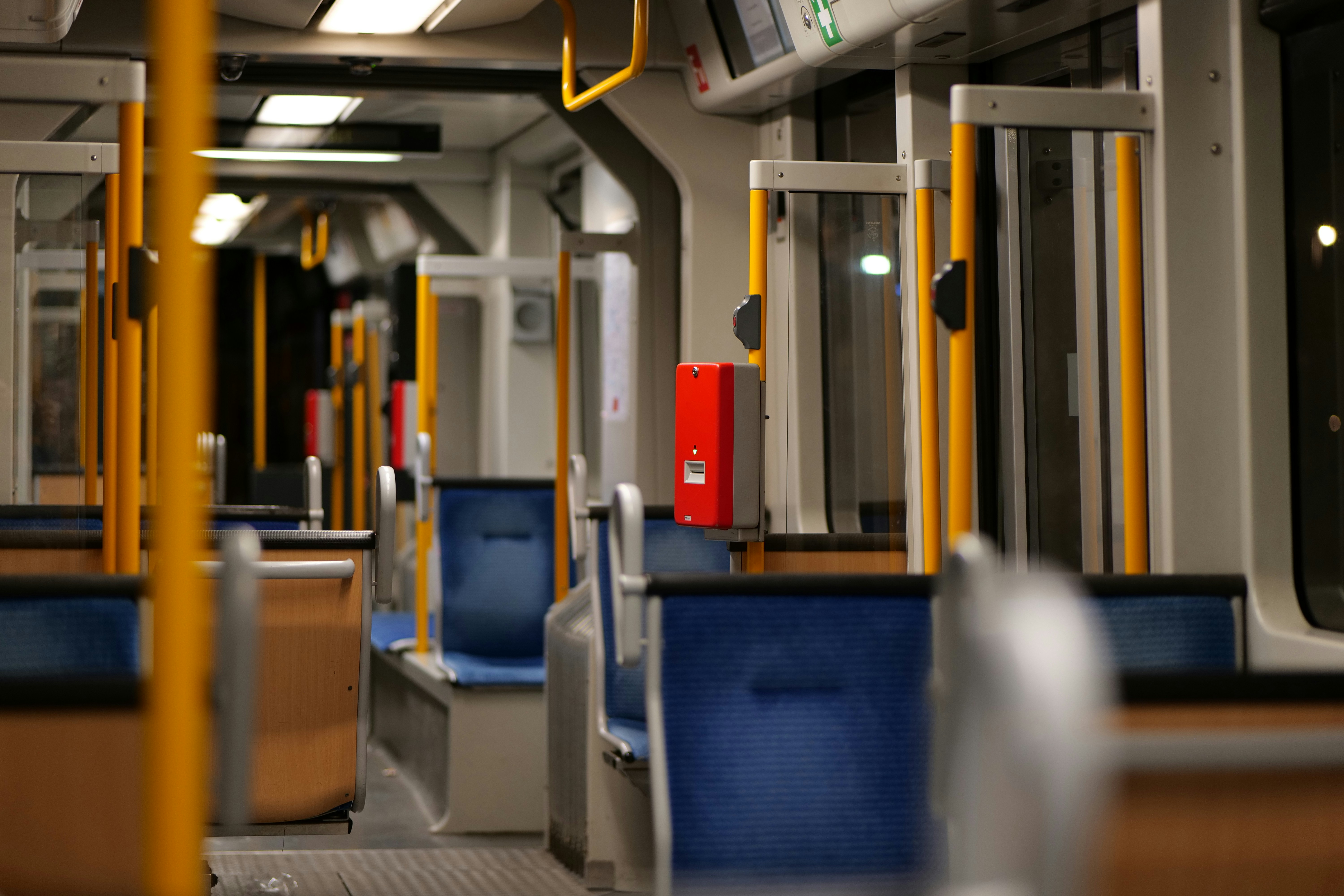 Inside a nearly empty train car. photo – Free Leer Image on Unsplash
