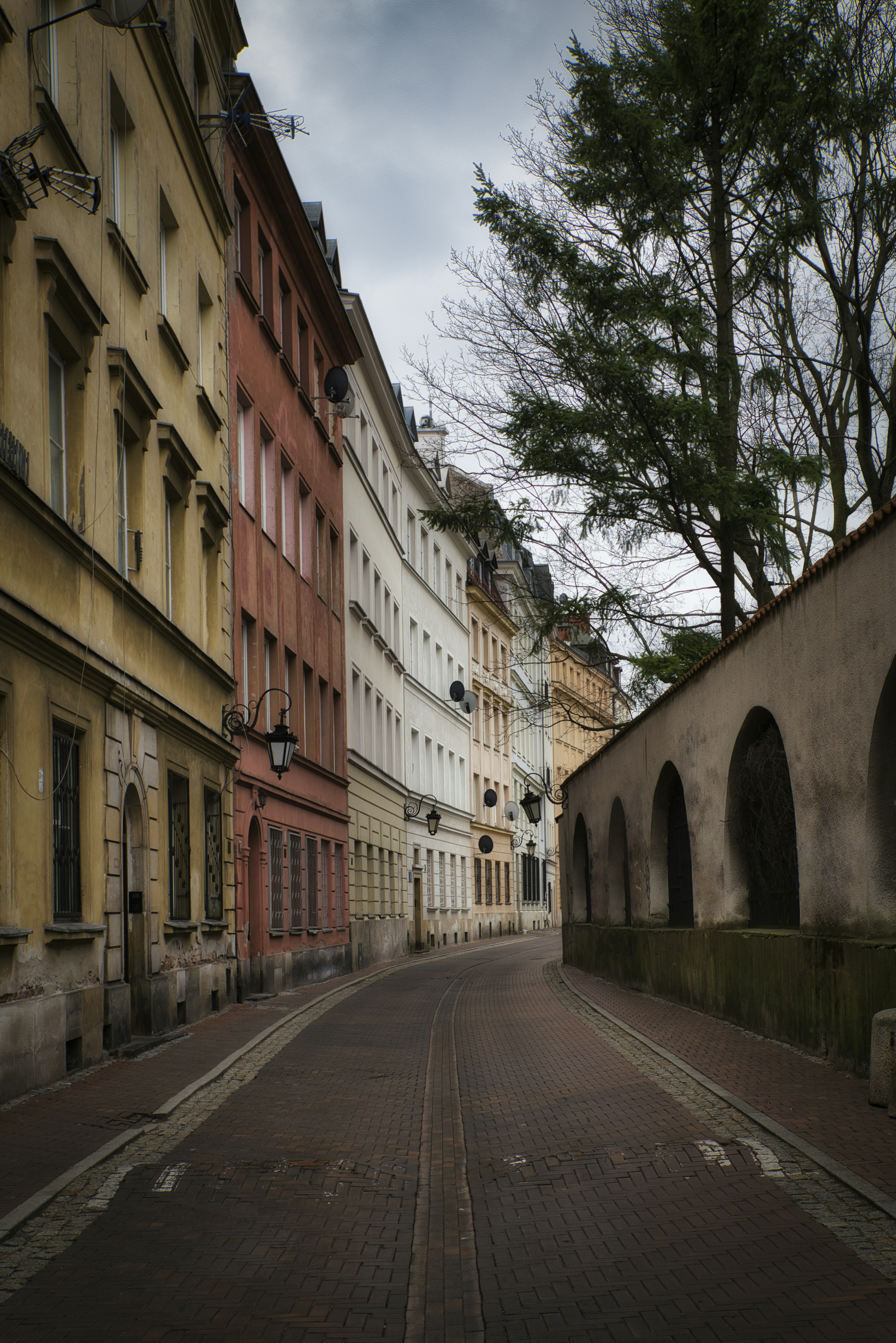 Pastel-Lined Curved Street Toward a Quiet Vanishing Point