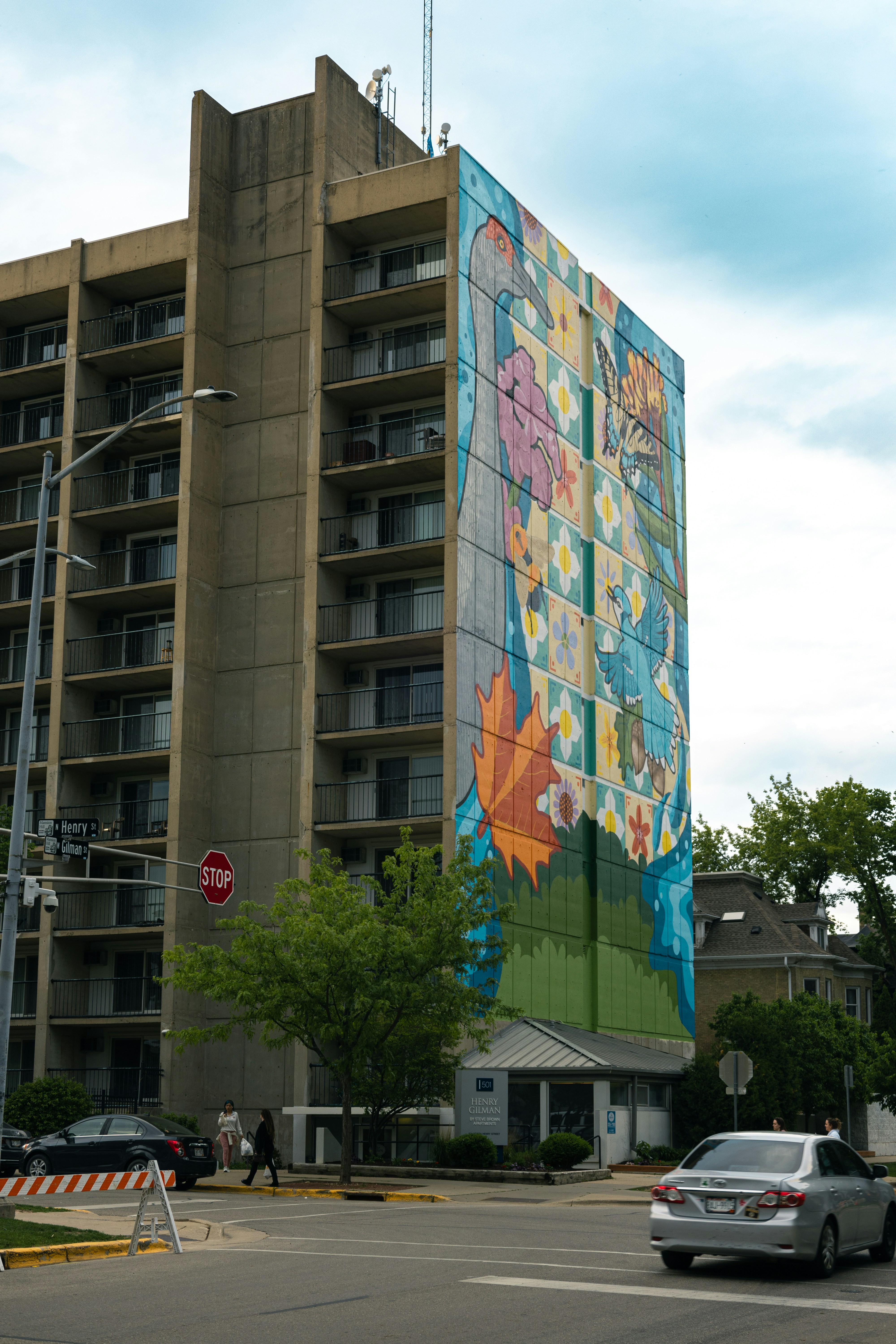 A tall building is decorated with a colorful mural. photo – Free Car ...