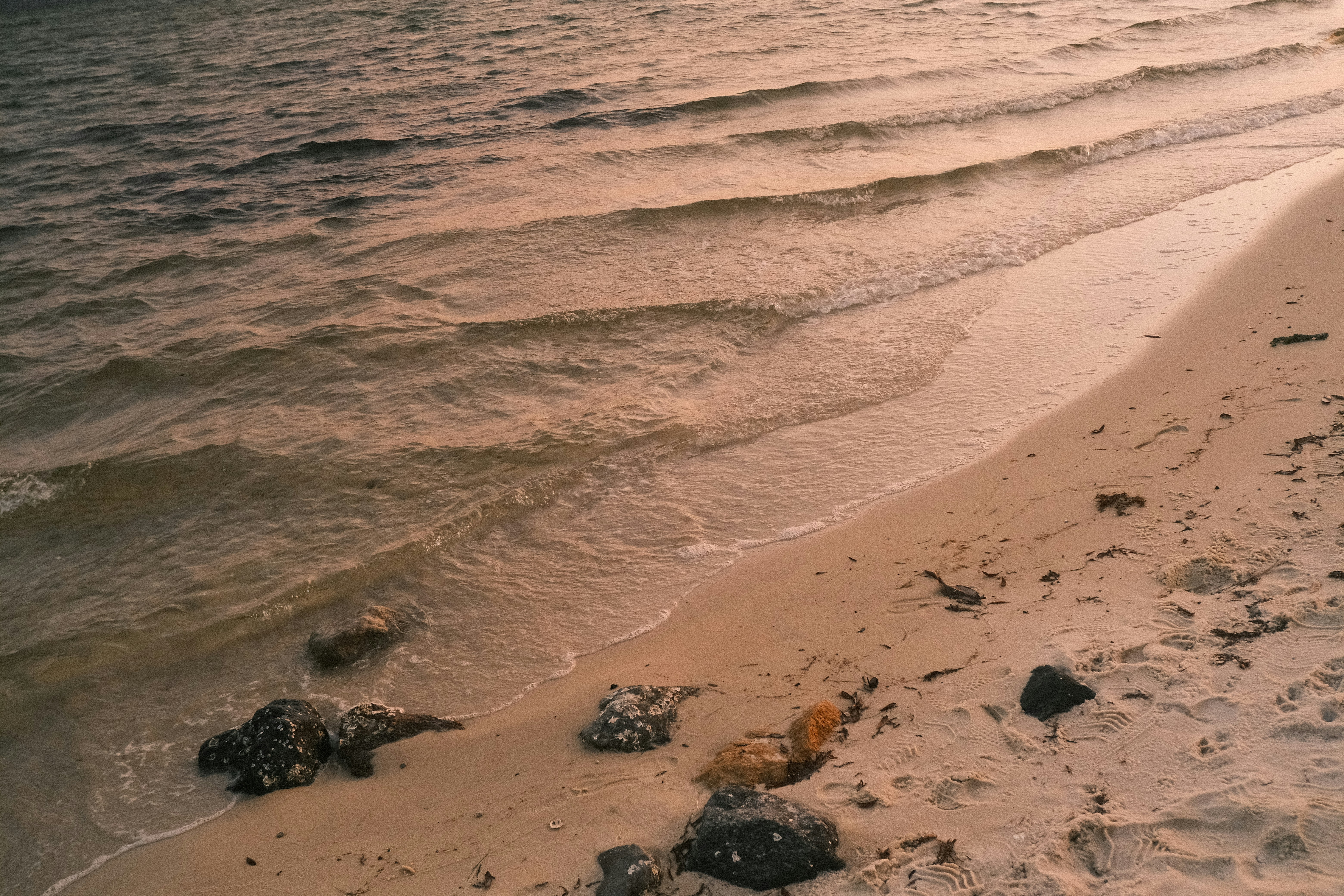 Pebble Edge at Dusk: Quiet Shorelines and Gentle Tide