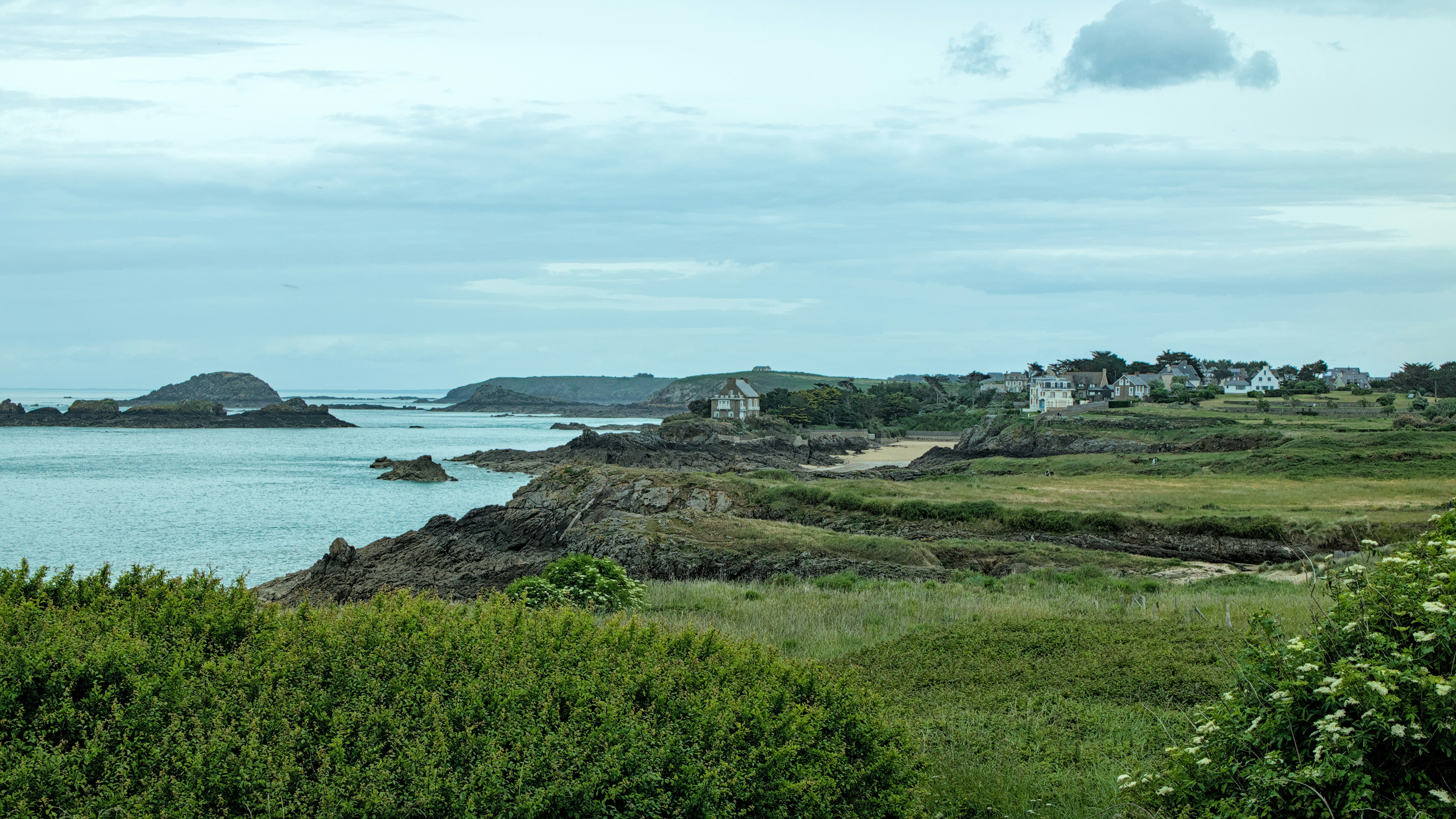 wide shot of a inhabited coast near Saint-Malo, free of people and noise