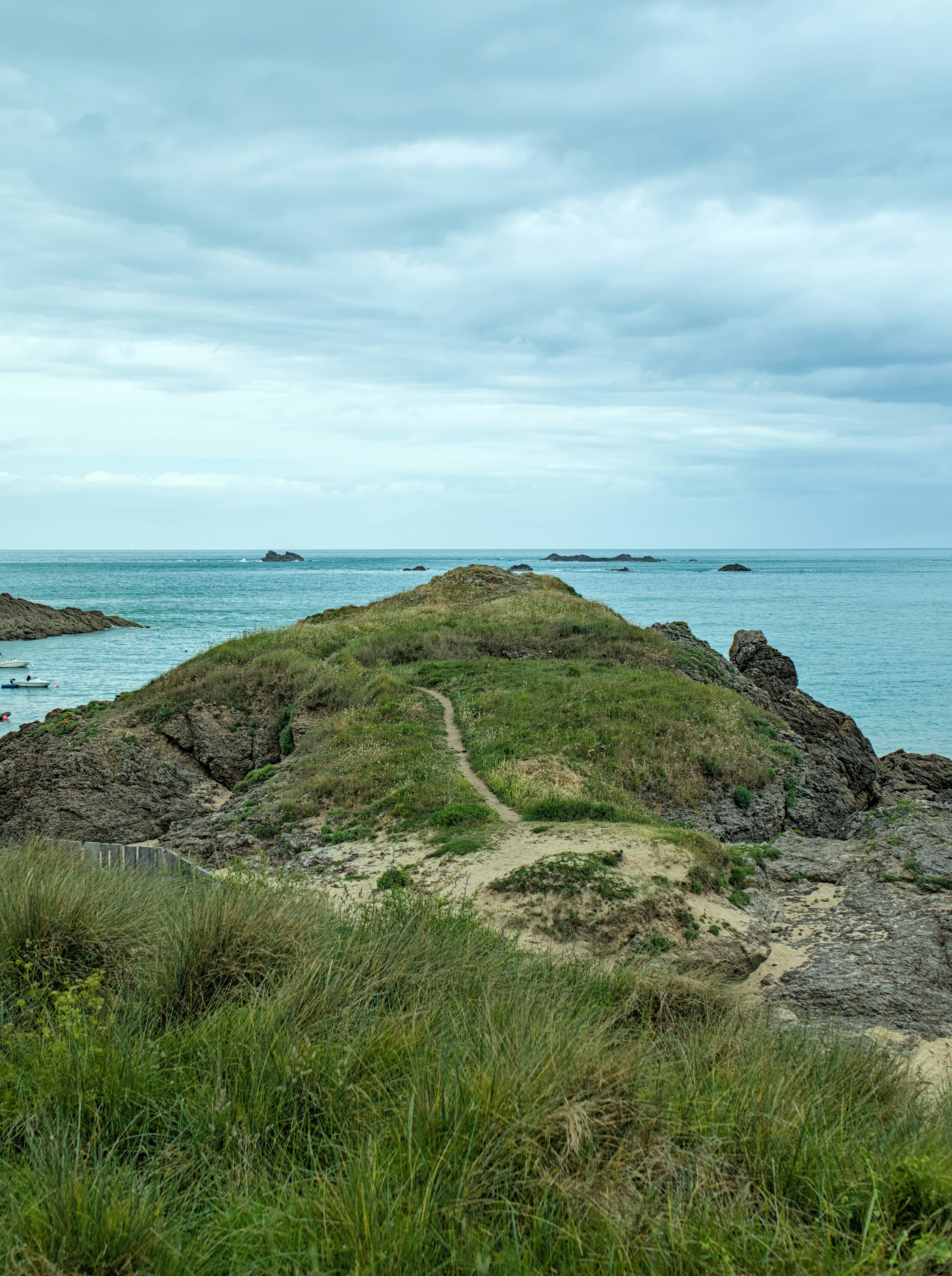 close shot of a hill near Saint-Malo, free of people and noise, and with the sea behind