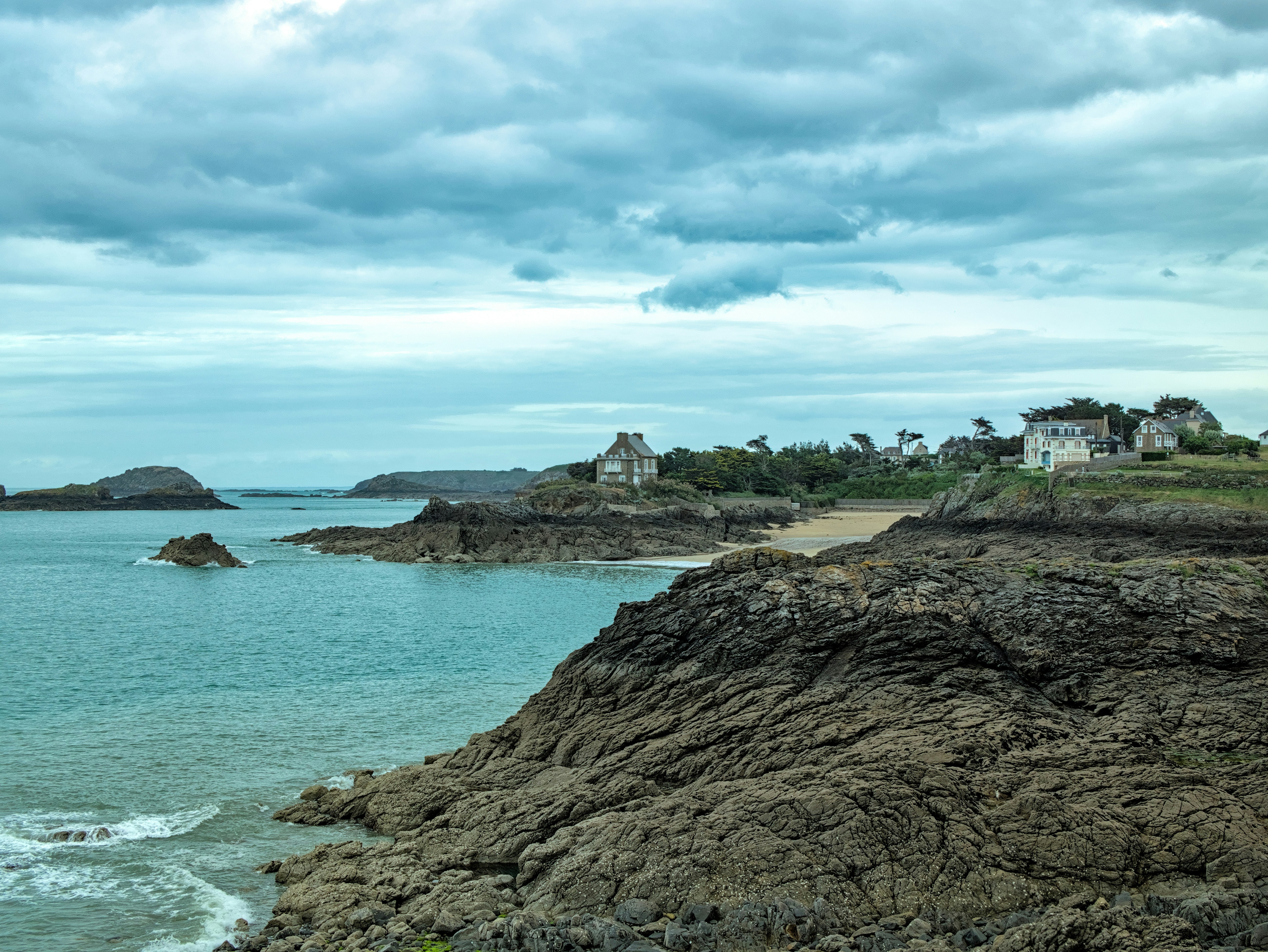 wide shot of a inhabited coast near Saint-Malo, free of people and noise