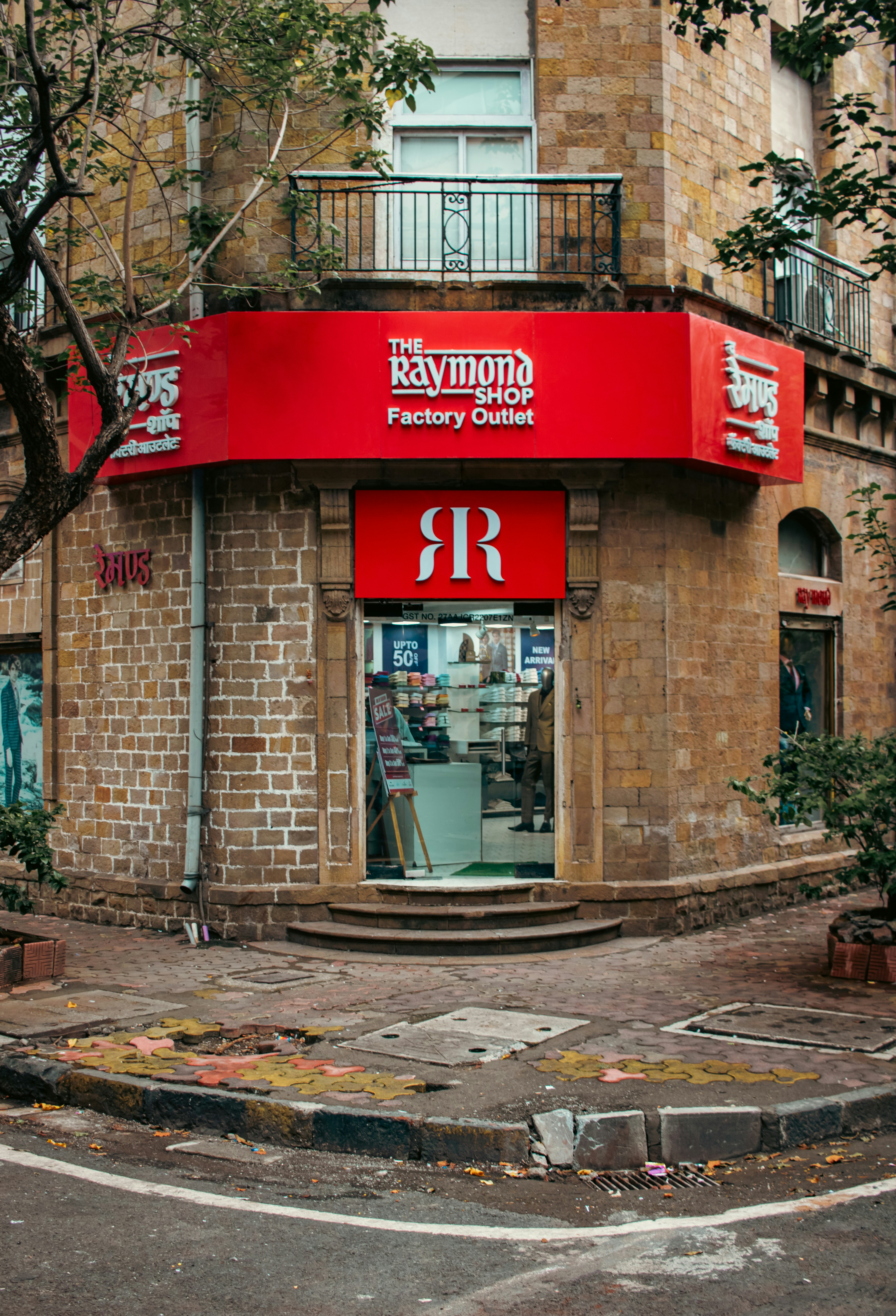 La tienda Raymond, un outlet de fábrica. foto – Imagen de Edificio ...