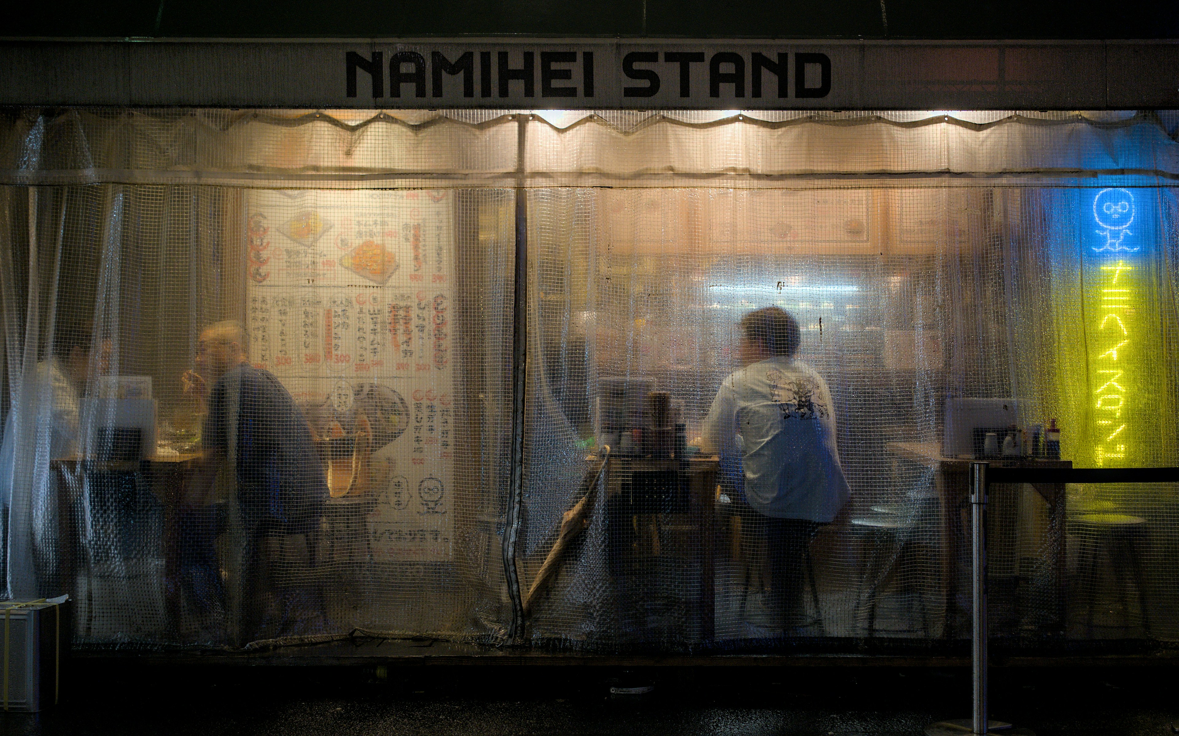 Namihei Stand: Quiet Neon Café Moments Through Misty Plastic
