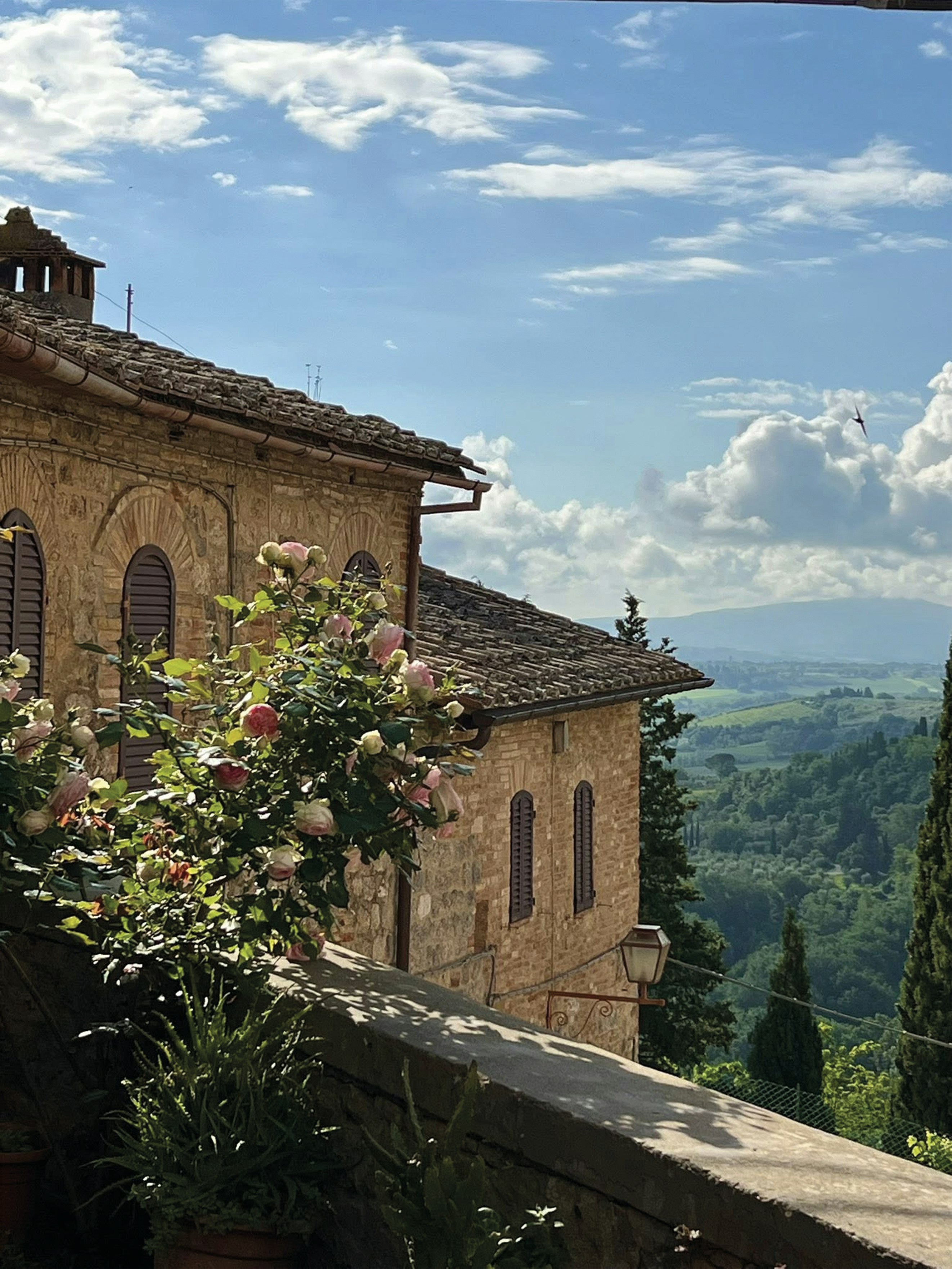 Beautiful italian countryside scene with a charming building. photo ...
