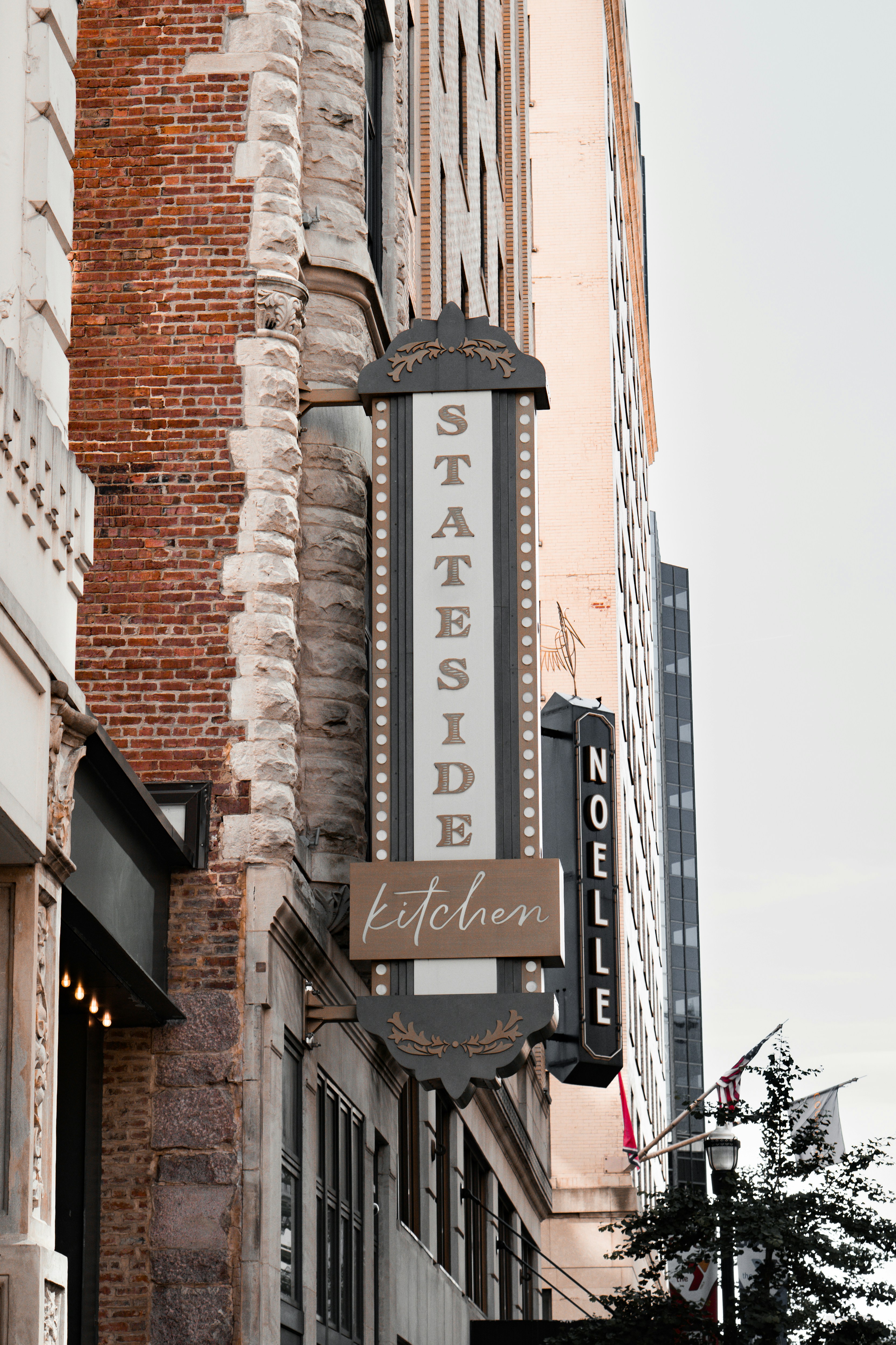 A sign points to the stateside kitchen. photo – Free City Image on Unsplash