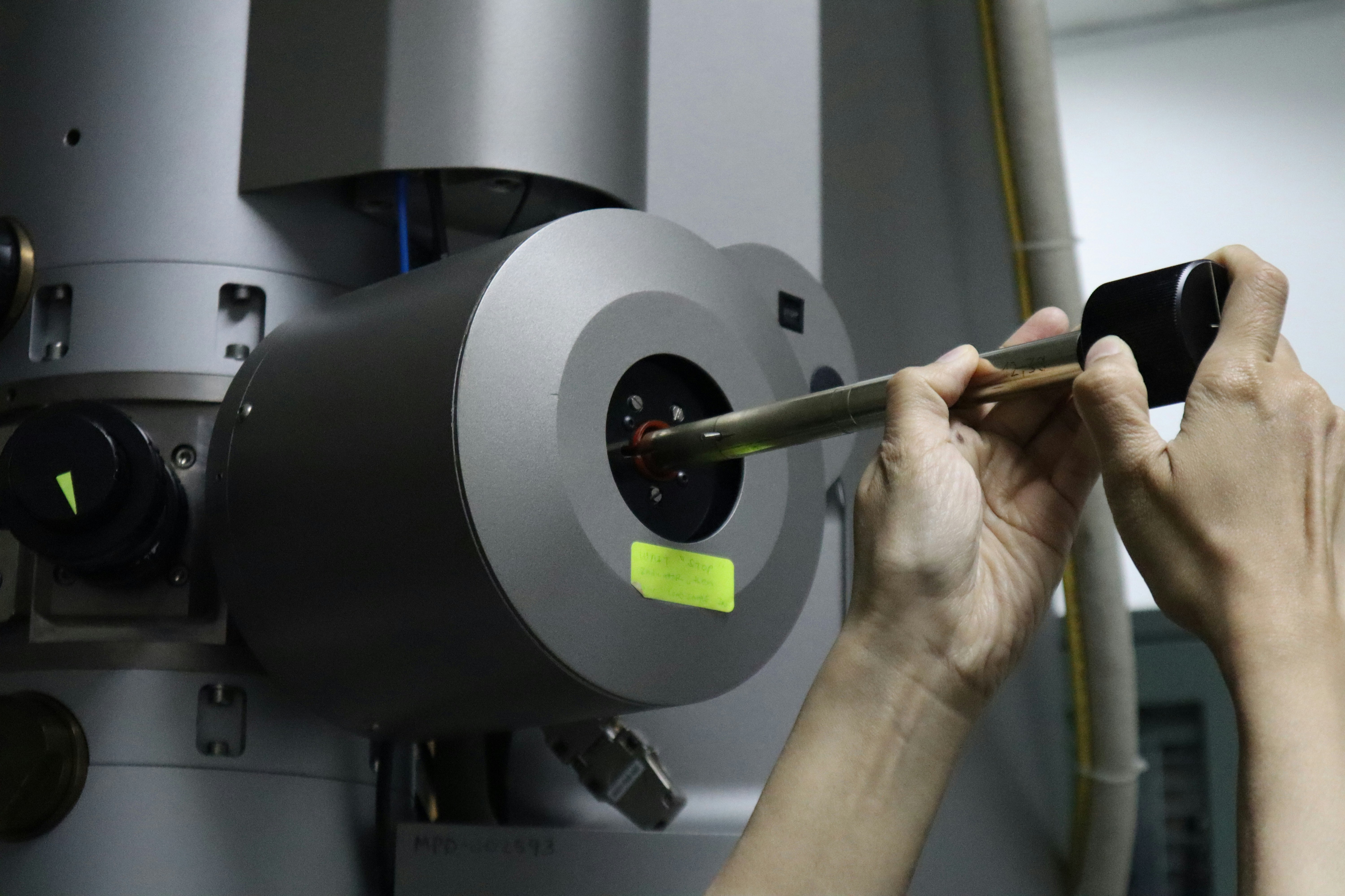 A scientist works with a complex laboratory device. photo – Free Credit ...