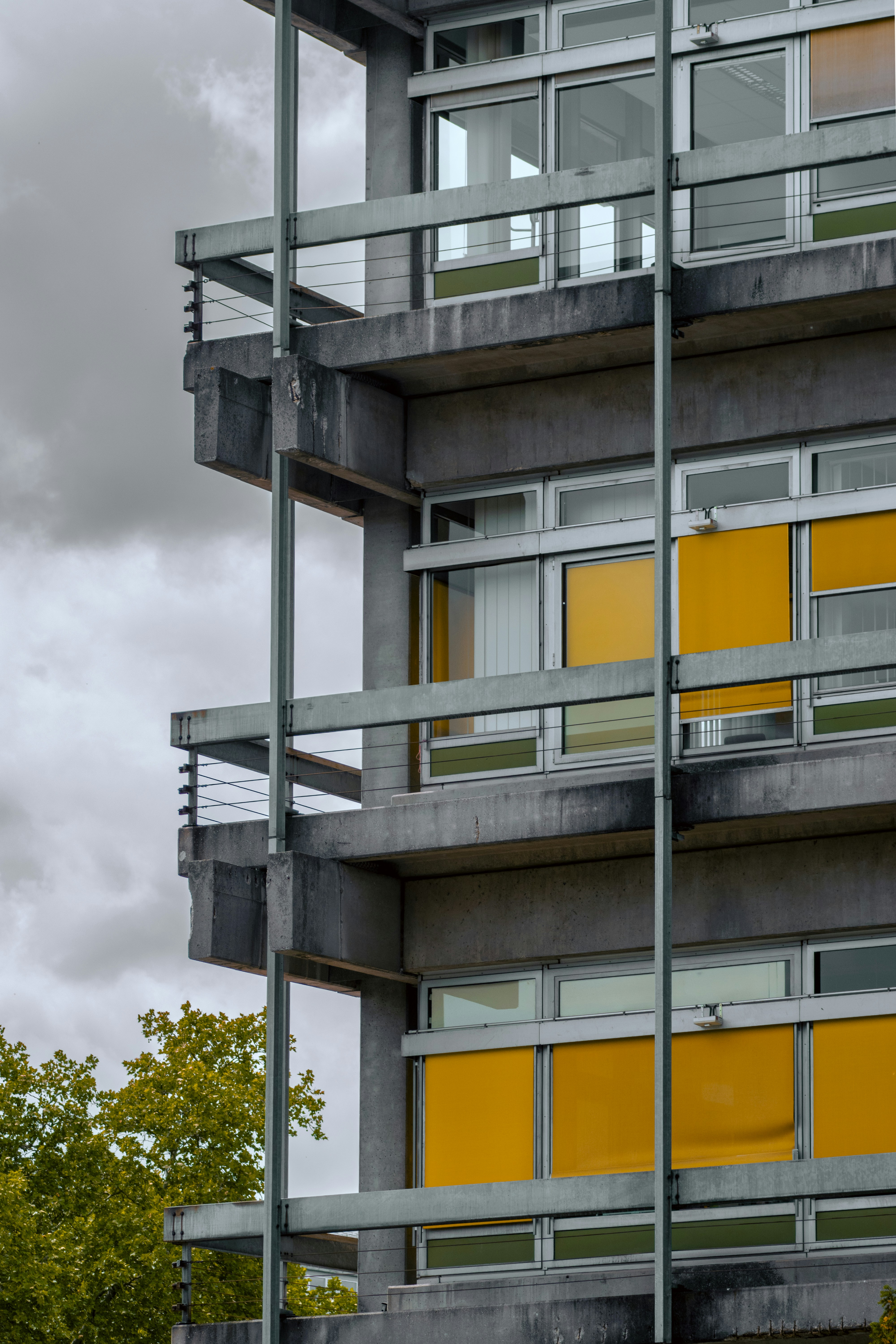Edificio moderno con ángulos y colores interesantes. foto – Imagen de ...
