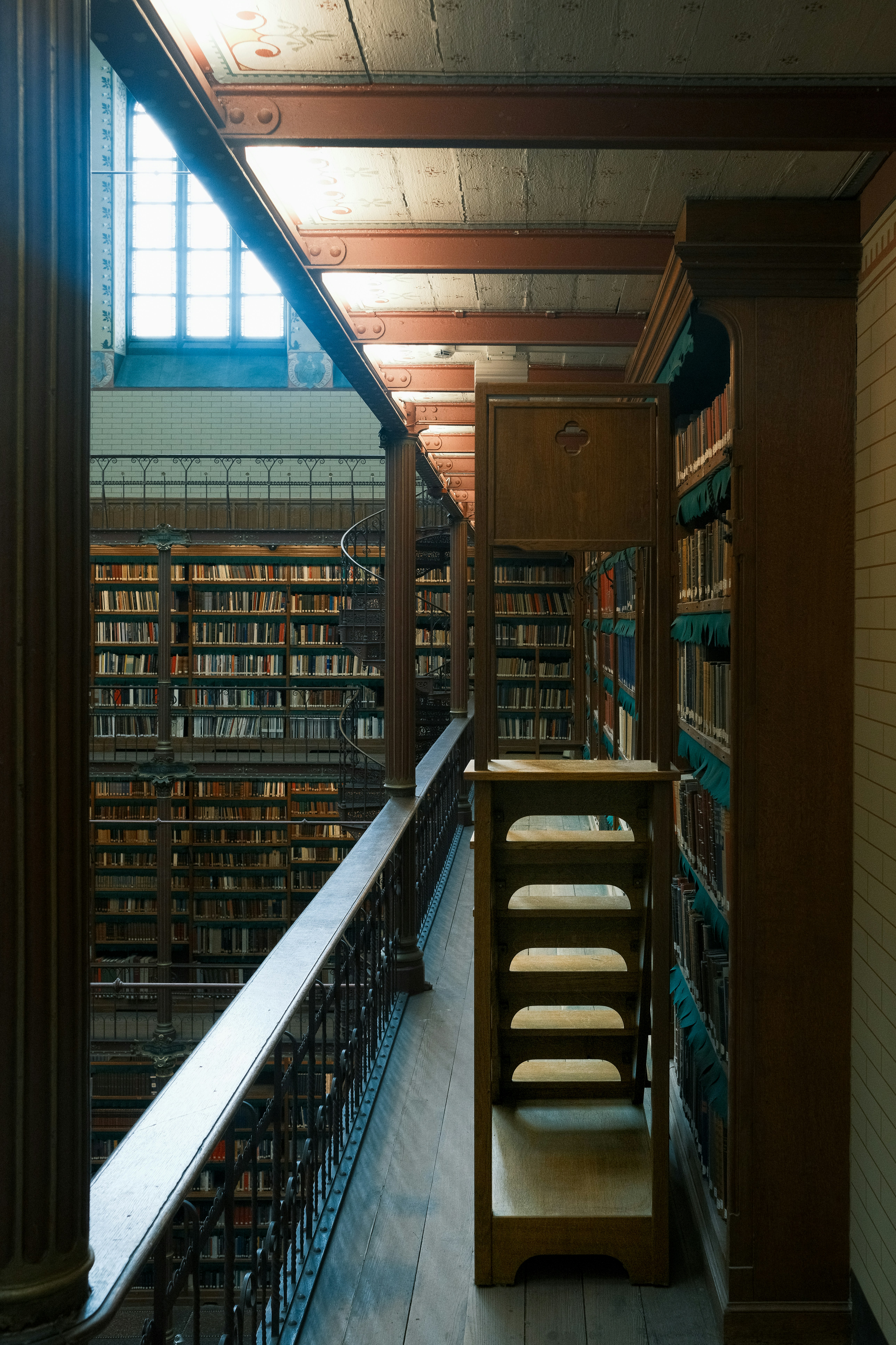 A library balcony overlooks rows of books. photo – Free Architecture ...