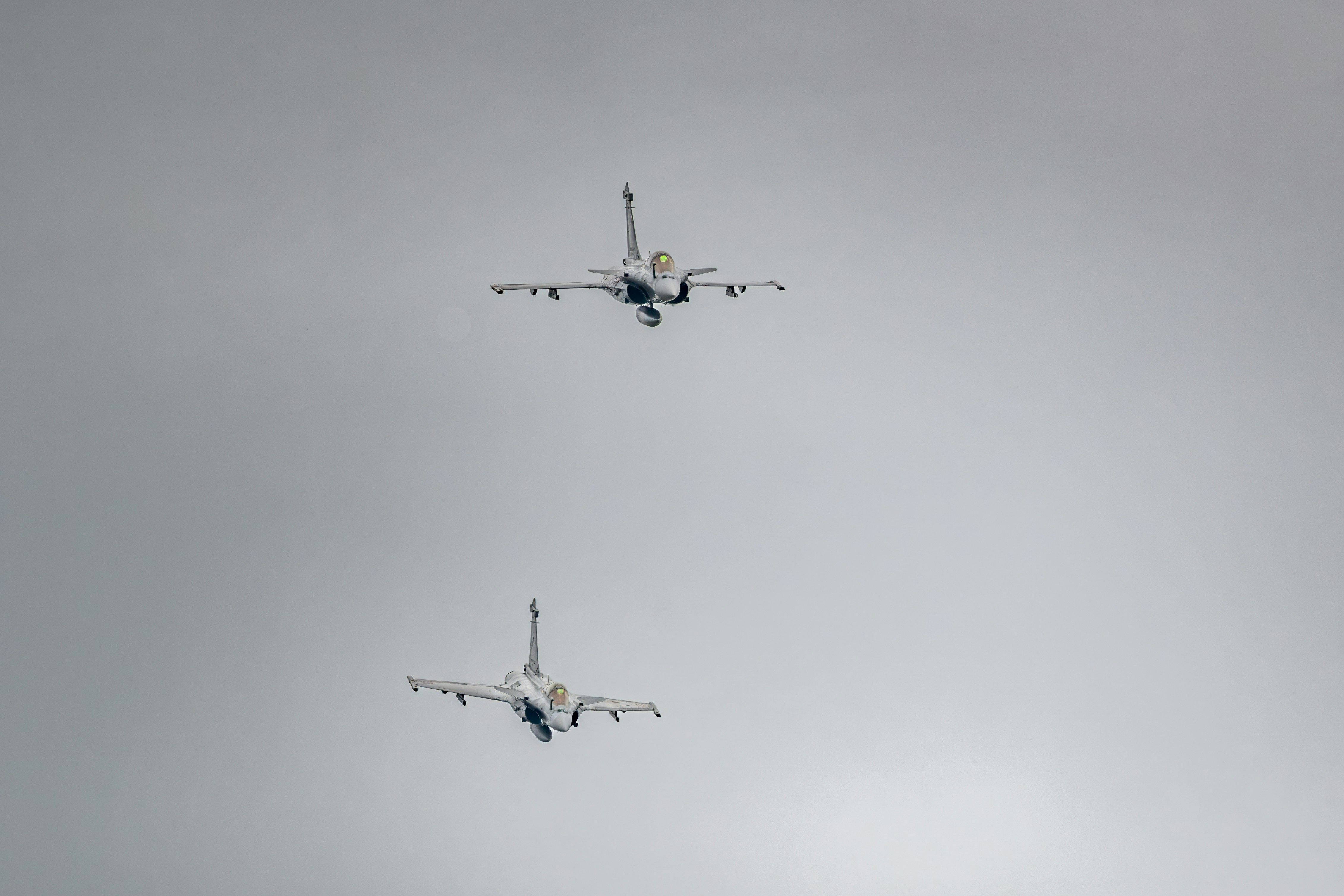 Two fighter jets fly in formation. photo – Free Animal Image on Unsplash