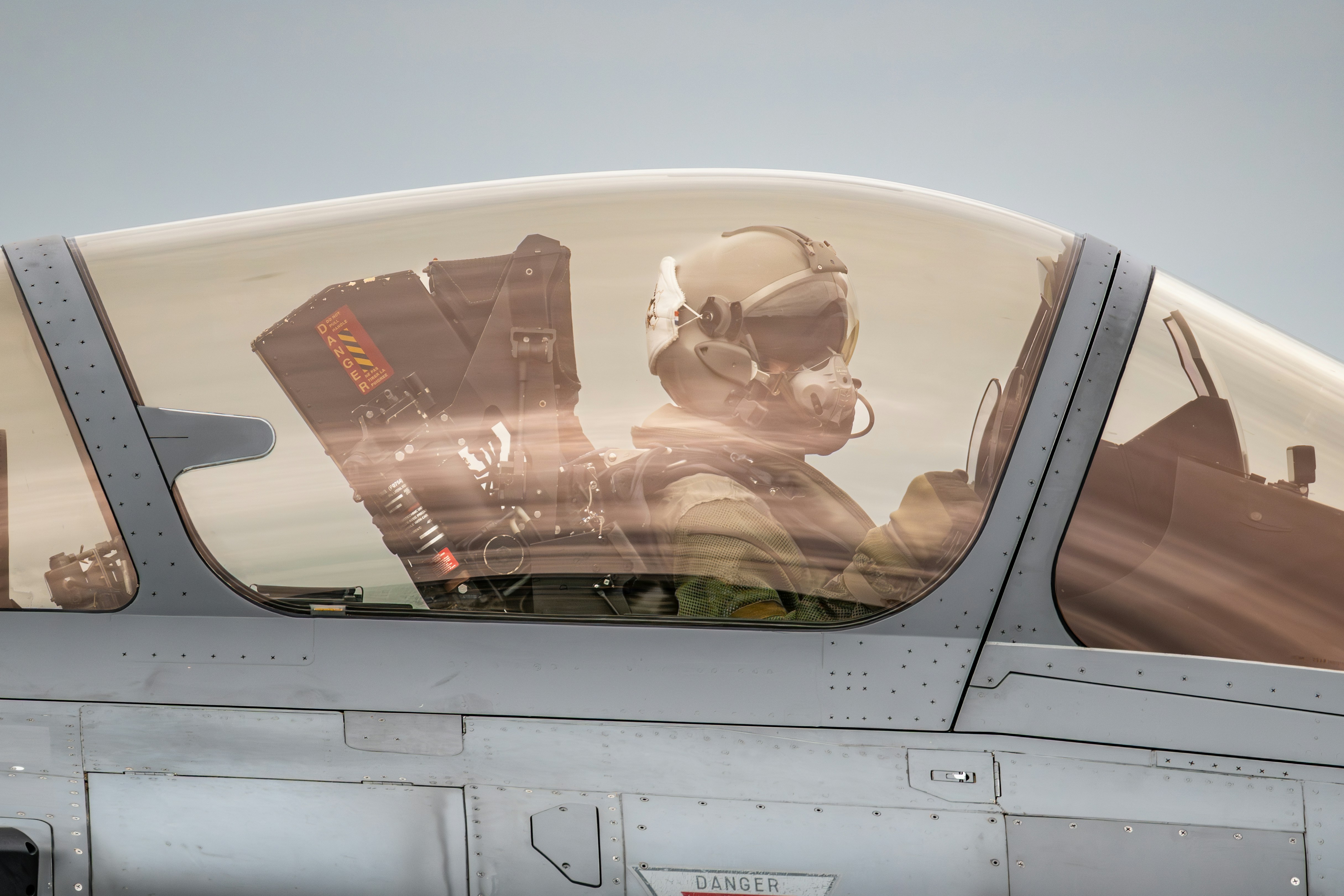 Pilot in a fighter jet cockpit. photo – Free Human Image on Unsplash