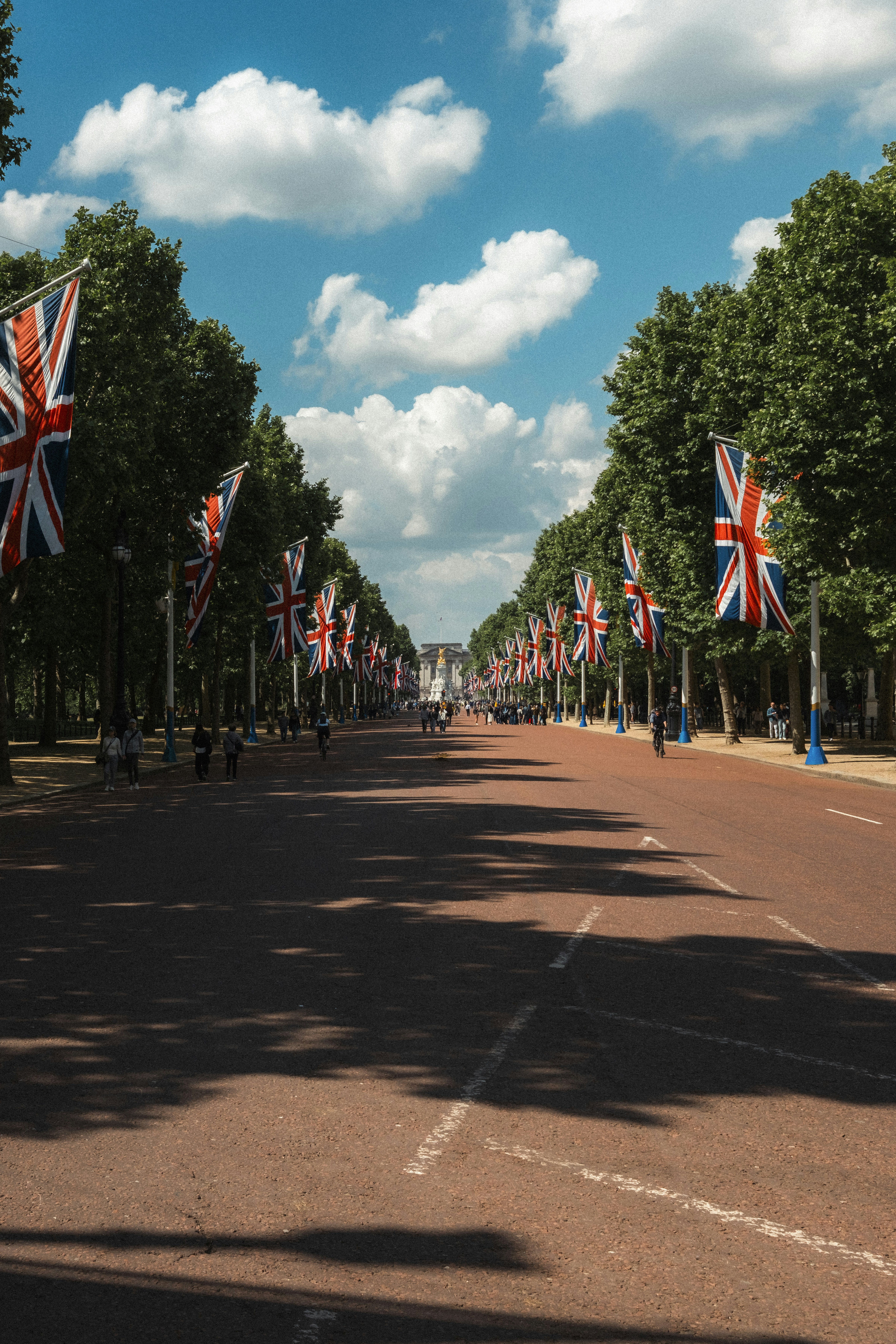Royal Avenue: Flags Guiding a Tree-Lined Parade