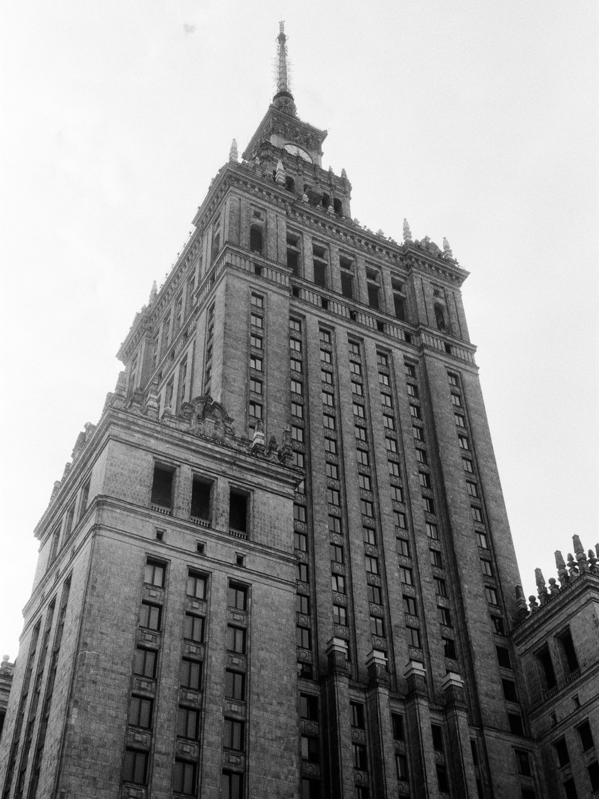 Un alto edificio se eleva hacia el cielo. foto – Imagen de Fotografía de película gratuita en ...